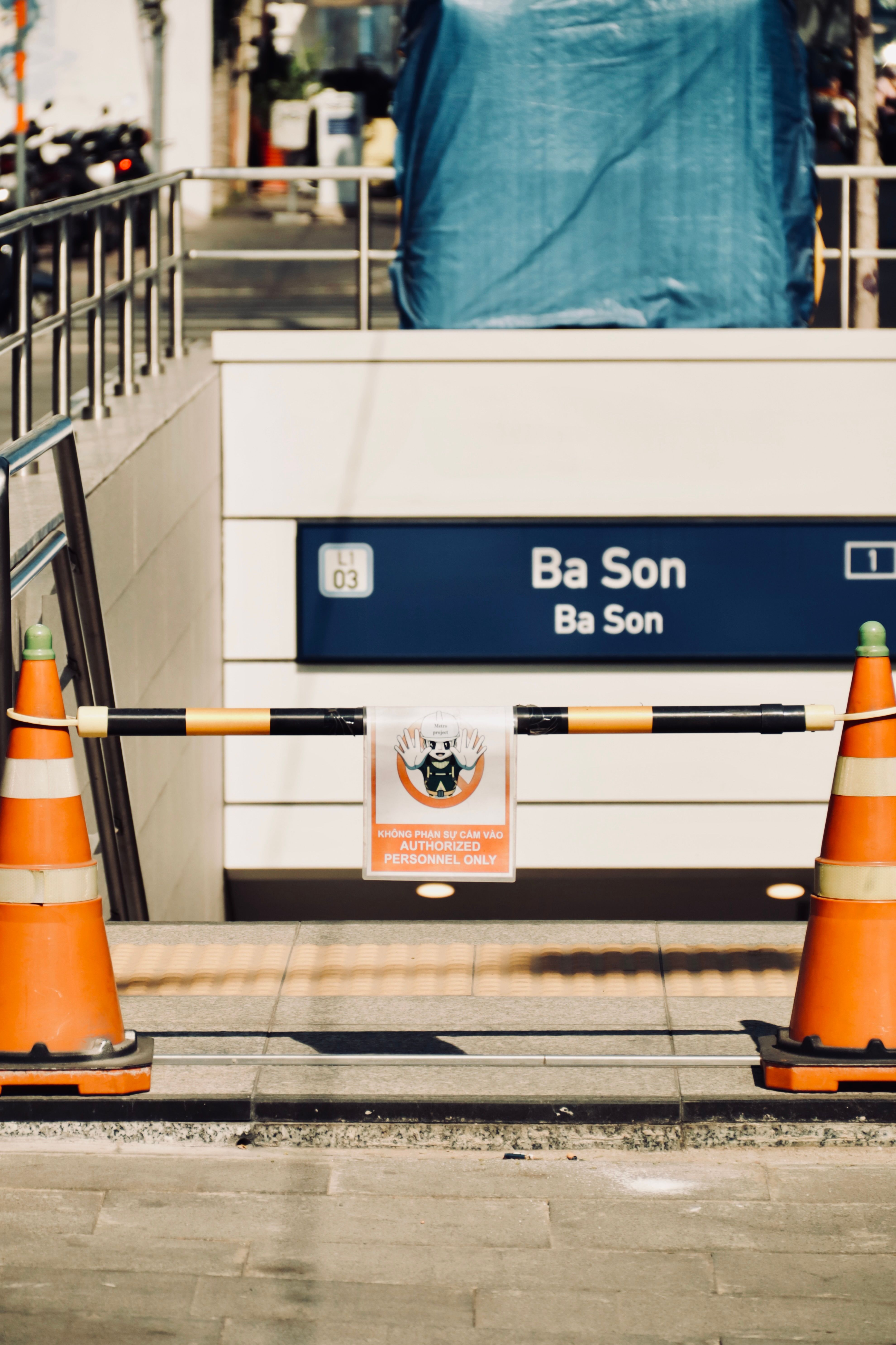Entrée De La Station De Métro Ba Son En Zone Urbaine · Photo gratuite