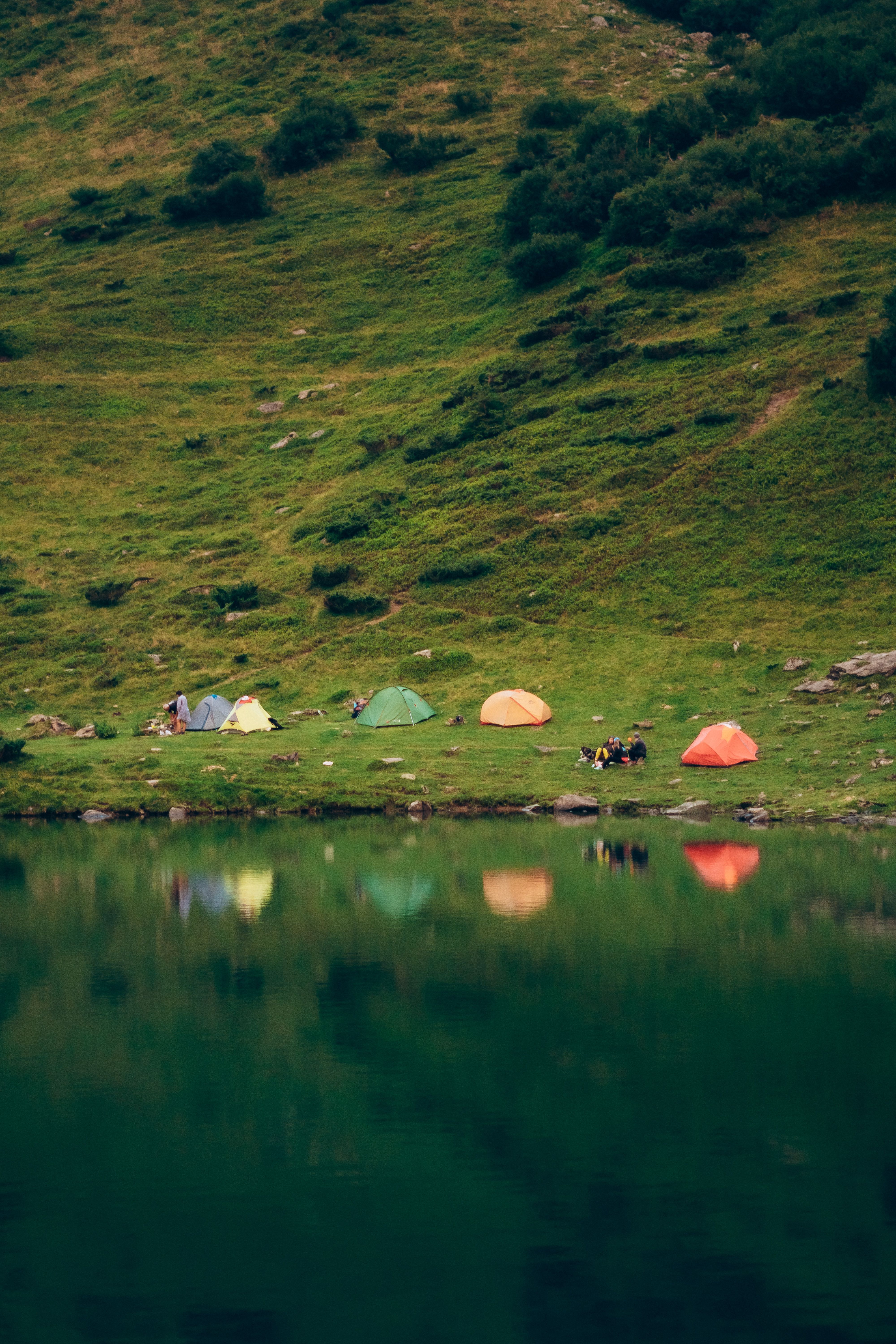 Scenic Mountain Campground with Reflective Lake View · Free Stock Photo