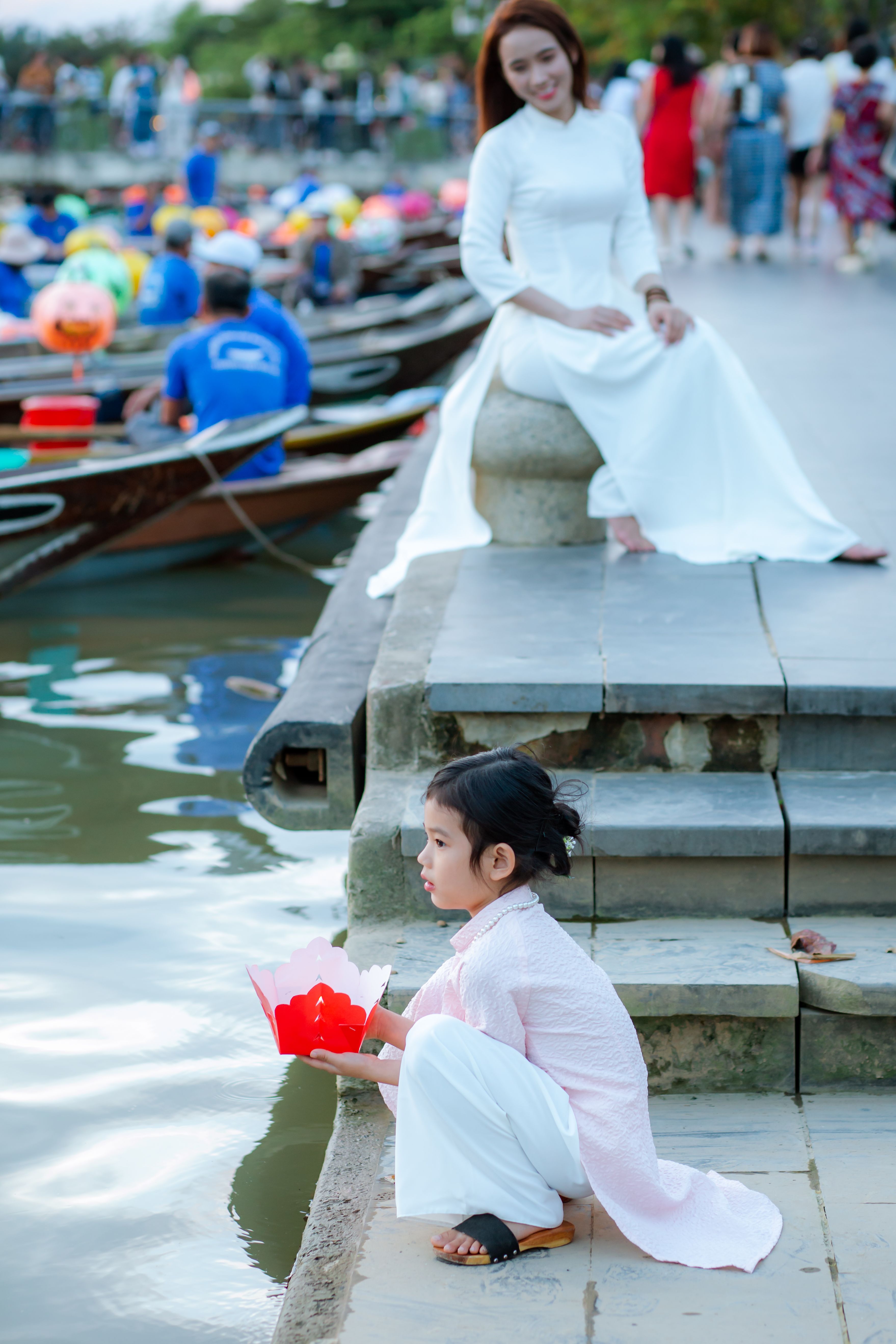 Traditional Vietnamese Scene by Riverside in Hội An · Free Stock Photo