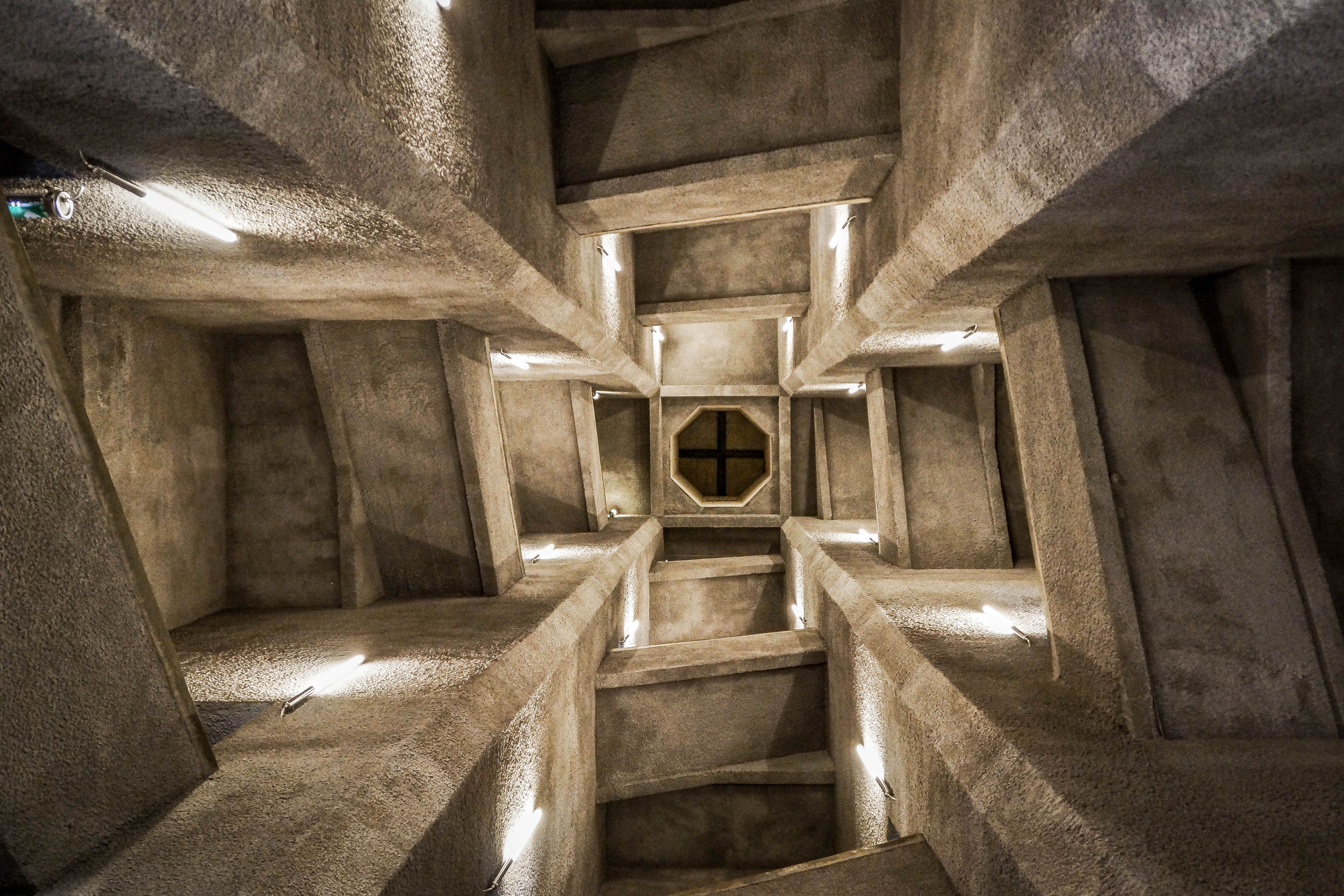 Symmetrical Architectural Ceiling Design · Free Stock Photo