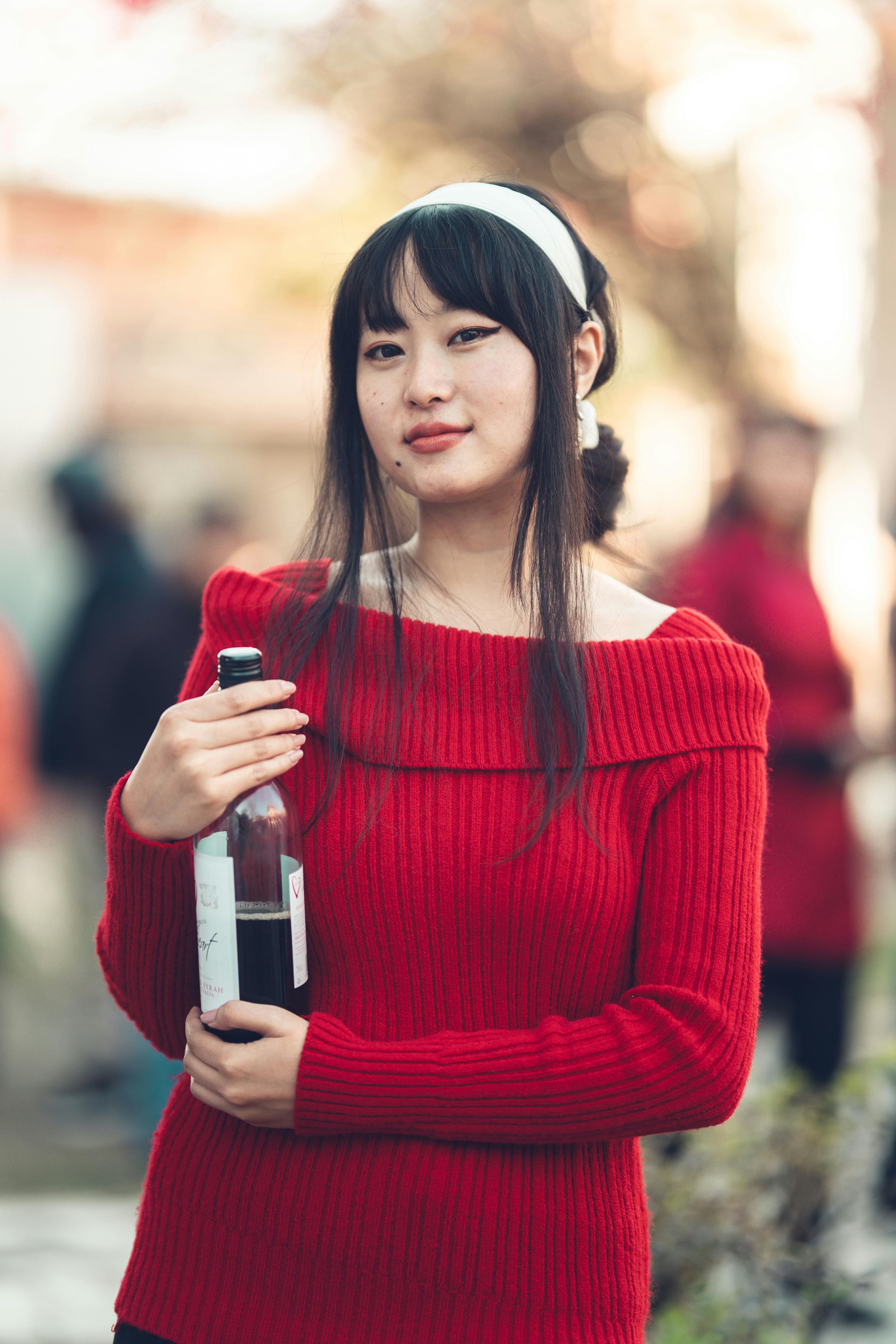 Cosplayer Dengan Sweater Merah Memegang Botol Di Luar Ruangan · Foto ...