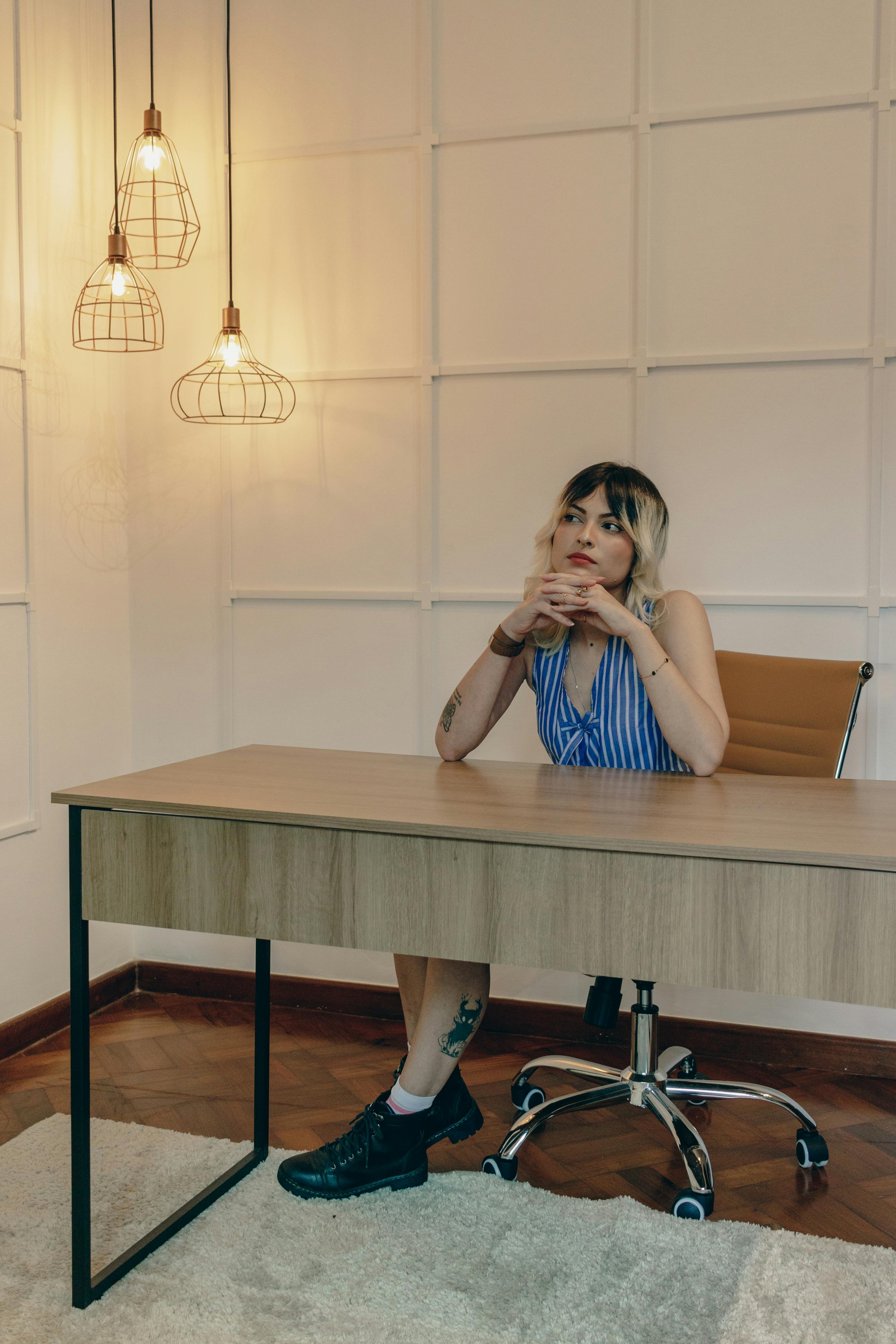 Woman At Desk Photos, Download The BEST Free Woman At Desk Stock Photos ...