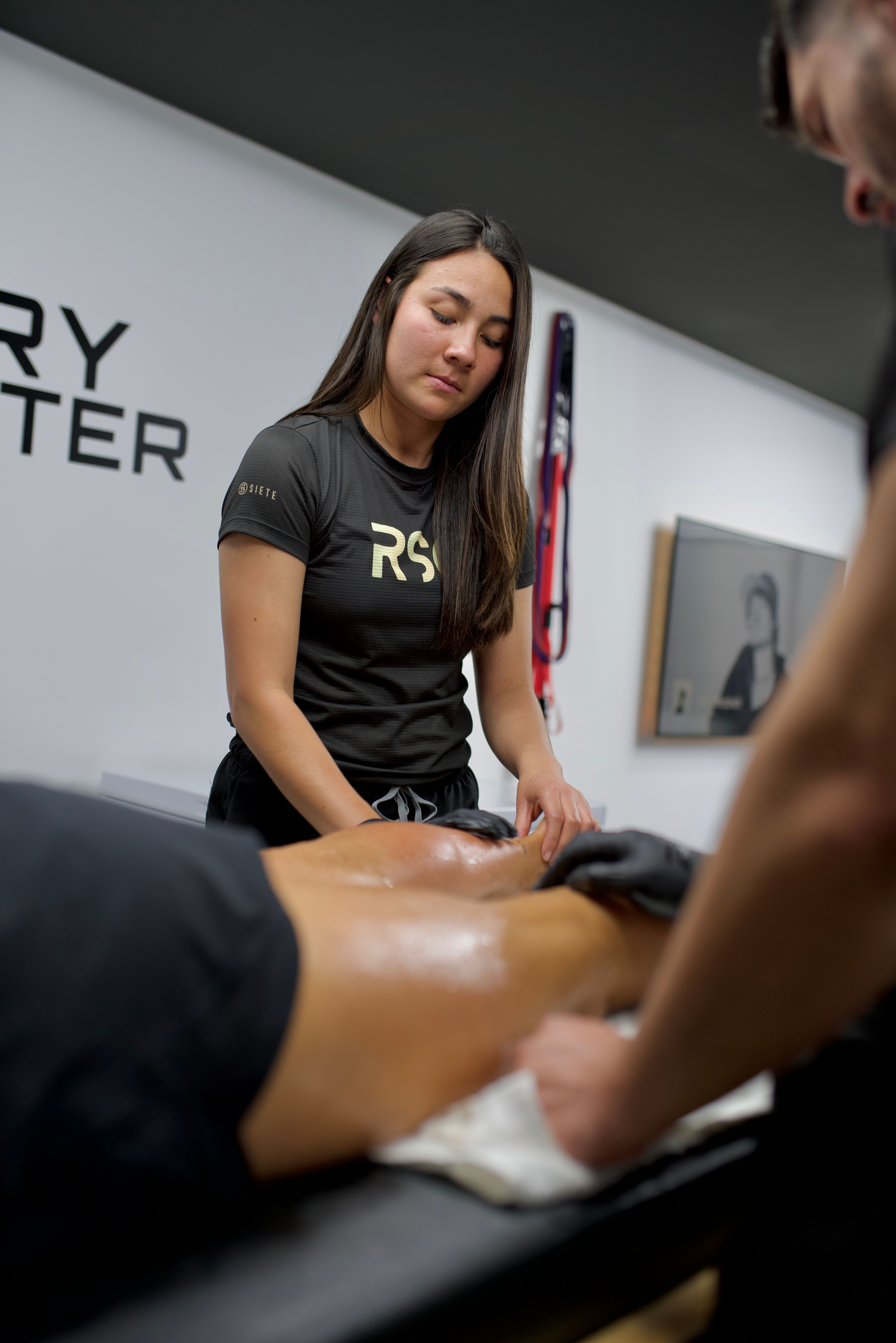 Professional Sports Massage Therapy Session · Free Stock Photo