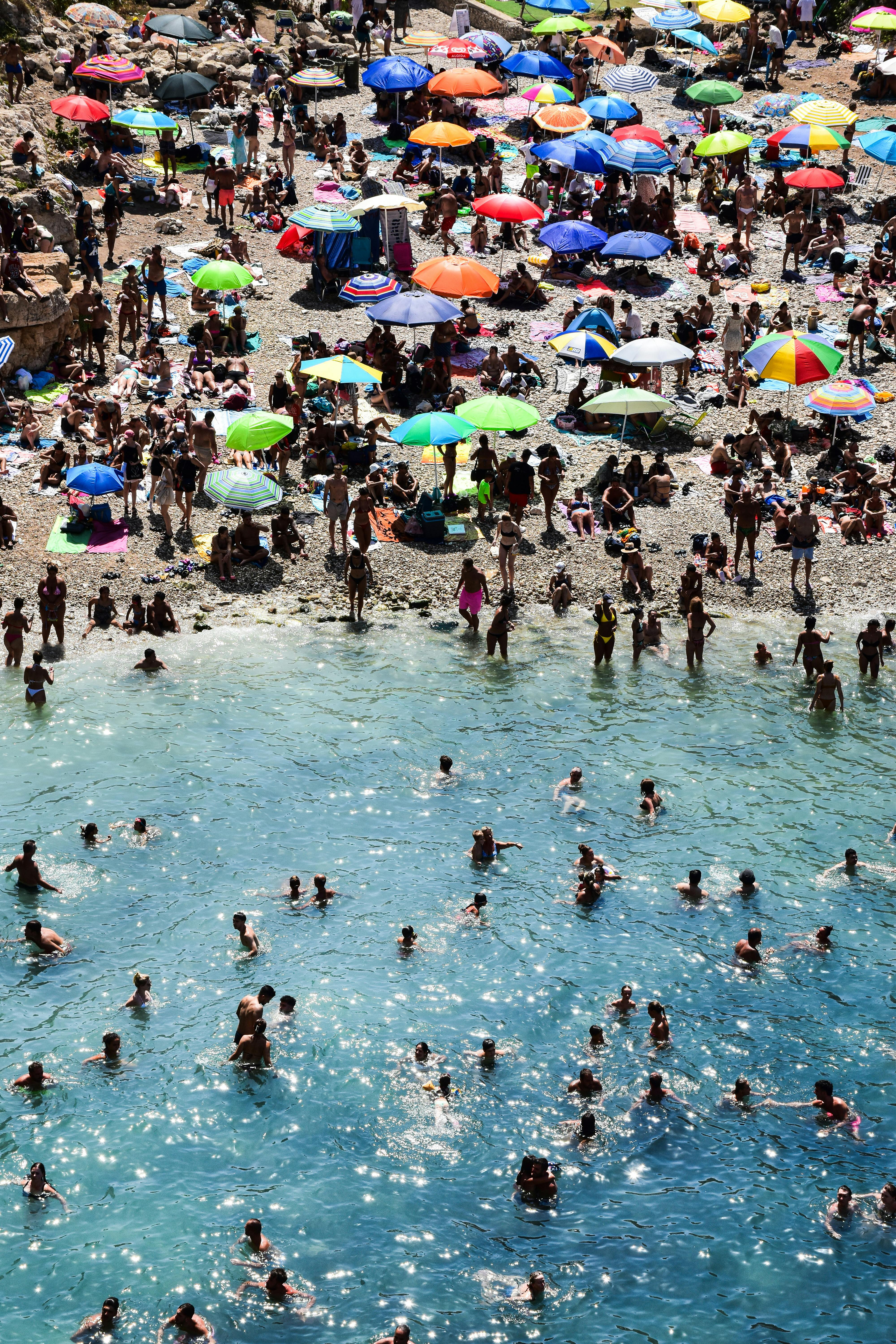 Vibrant Beach Scene in Apulia, Italy · Free Stock Photo