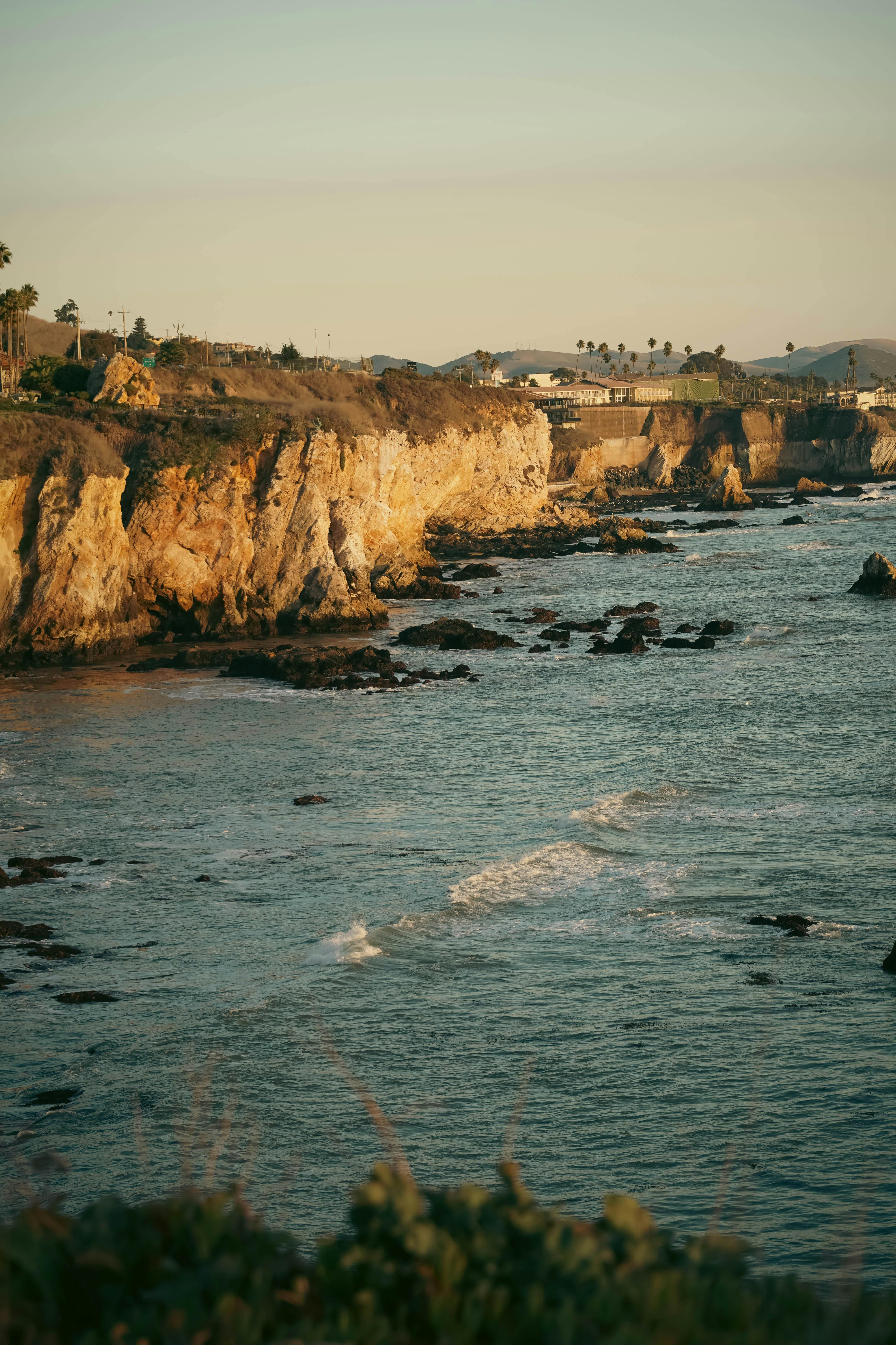 Sunset View of Pismo Beach Cliffs, California · Free Stock Photo