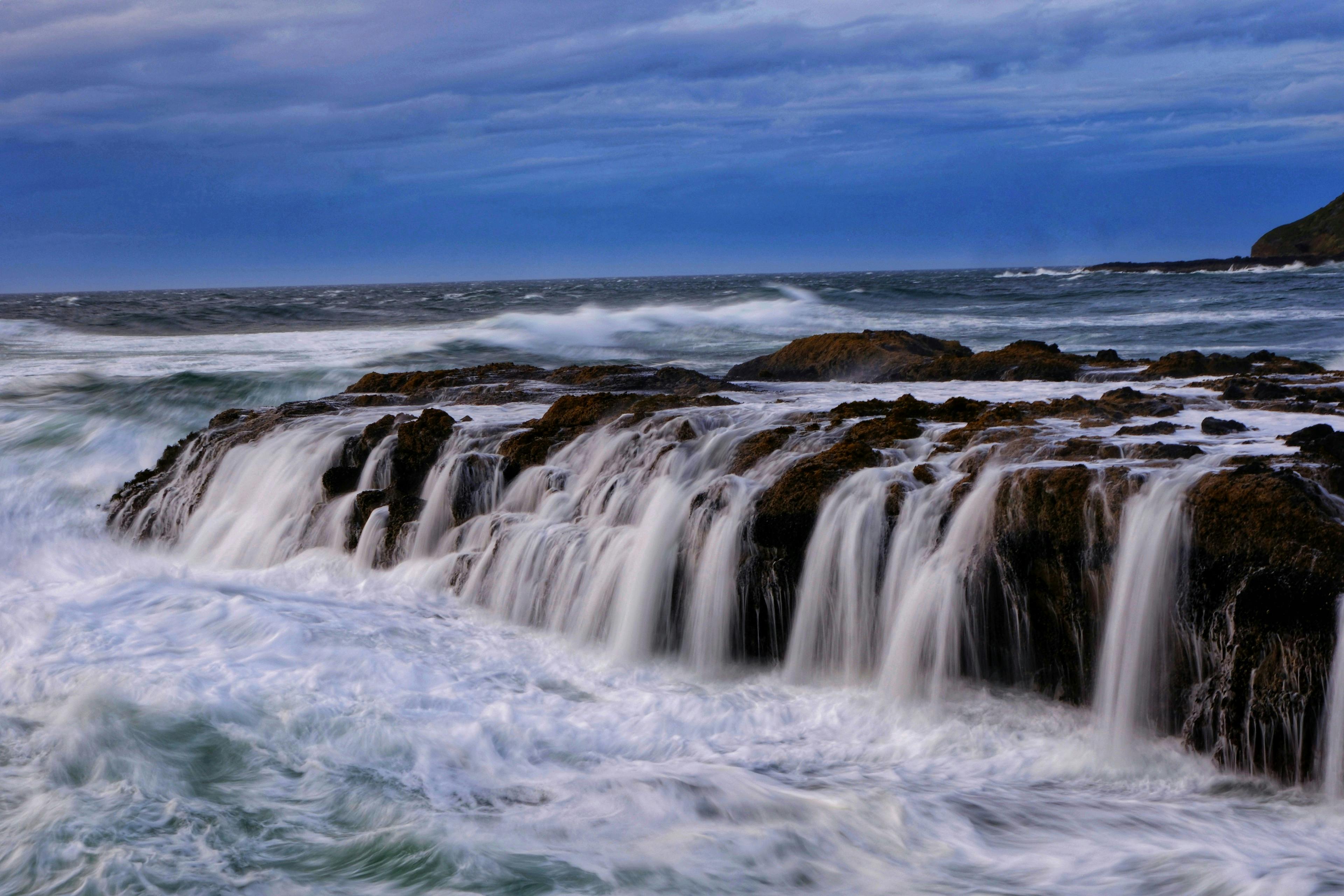 Powerful Waves Crash Against Rocky Oregon Coast · Free Stock Photo