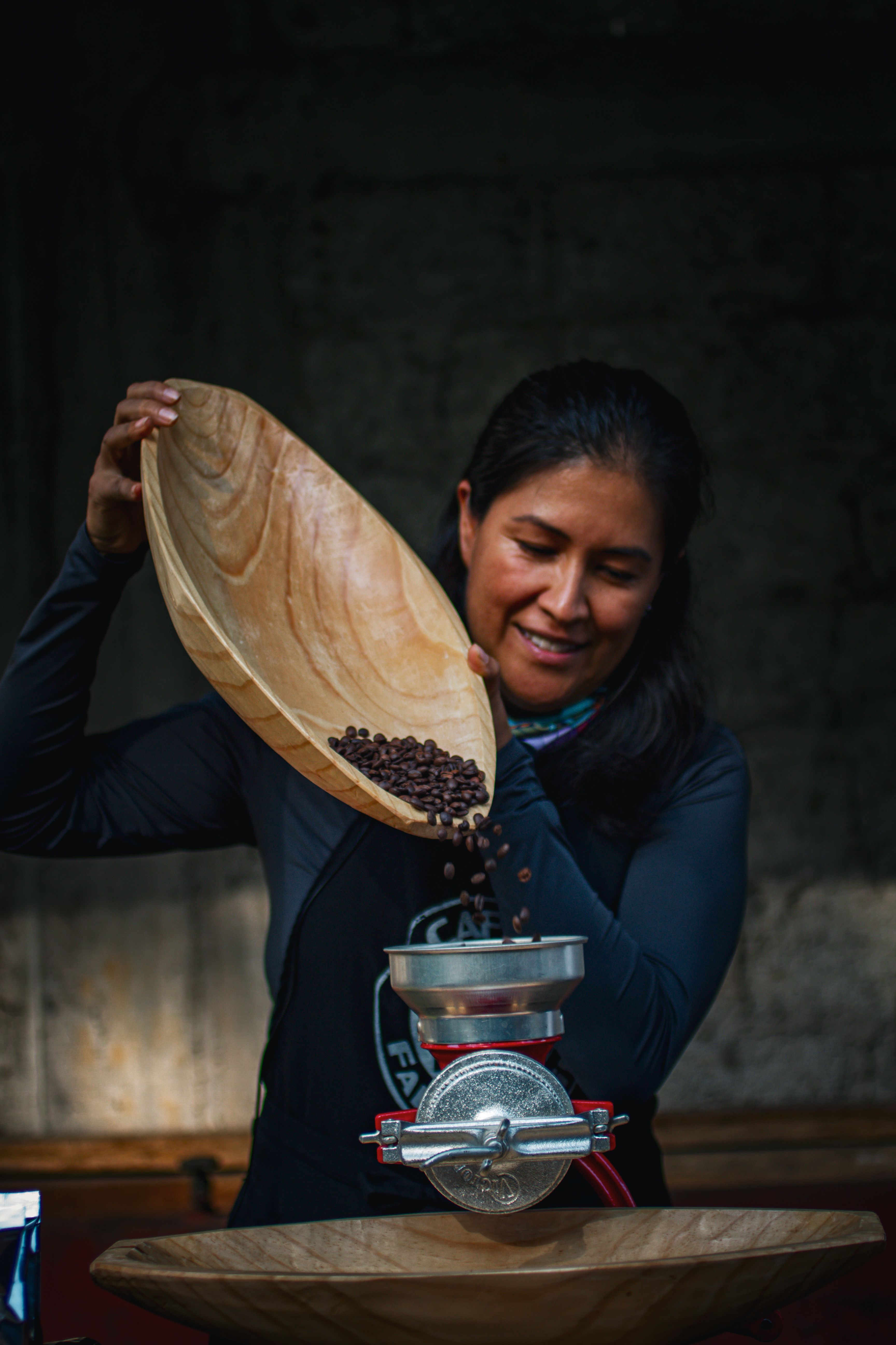 Mujer Moliendo Granos De Café Con Un Molinillo Tradicional · Foto de ...