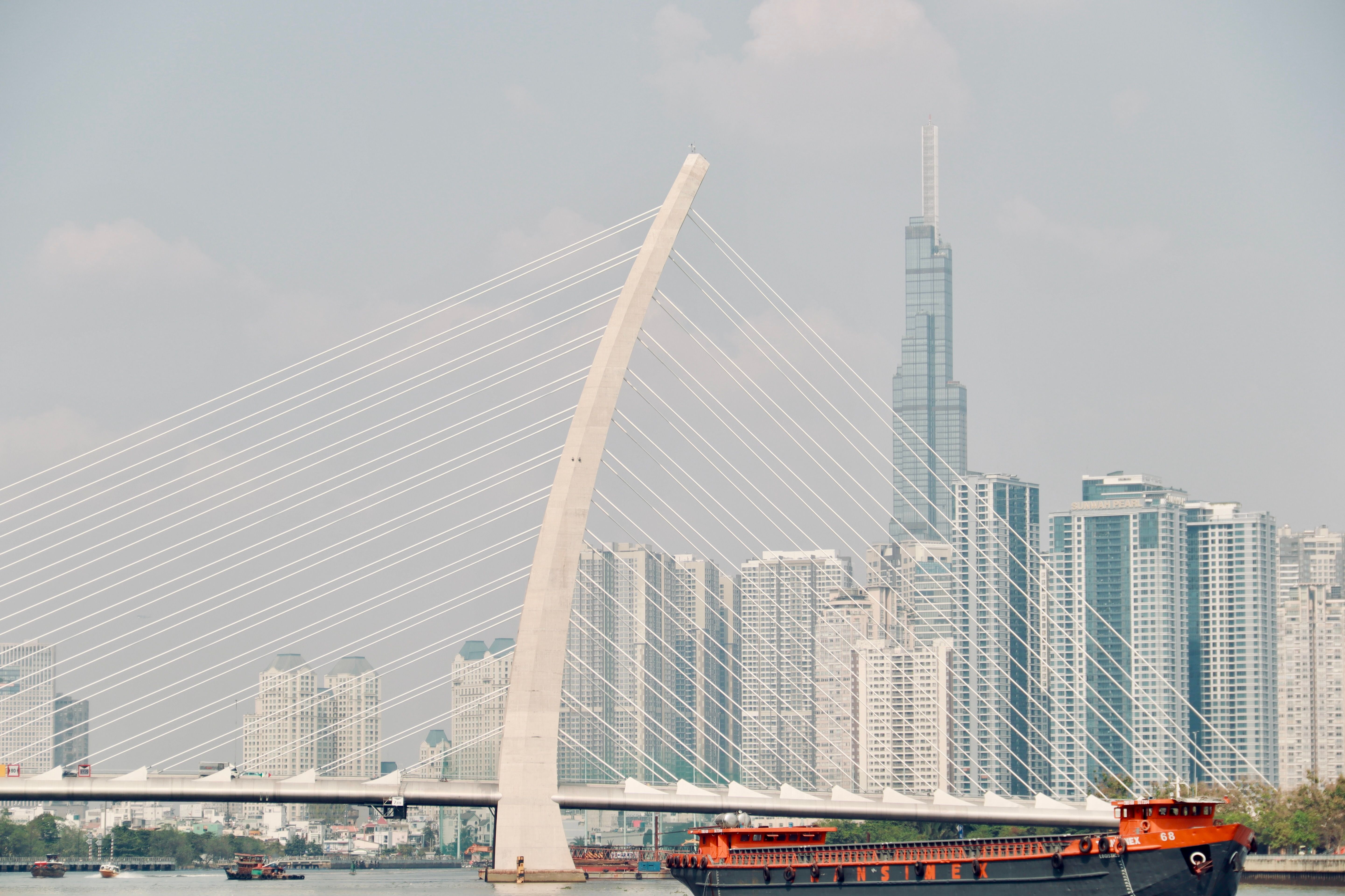 Puente Atirantado Con El Horizonte De La Ciudad Al Fondo · Foto de ...