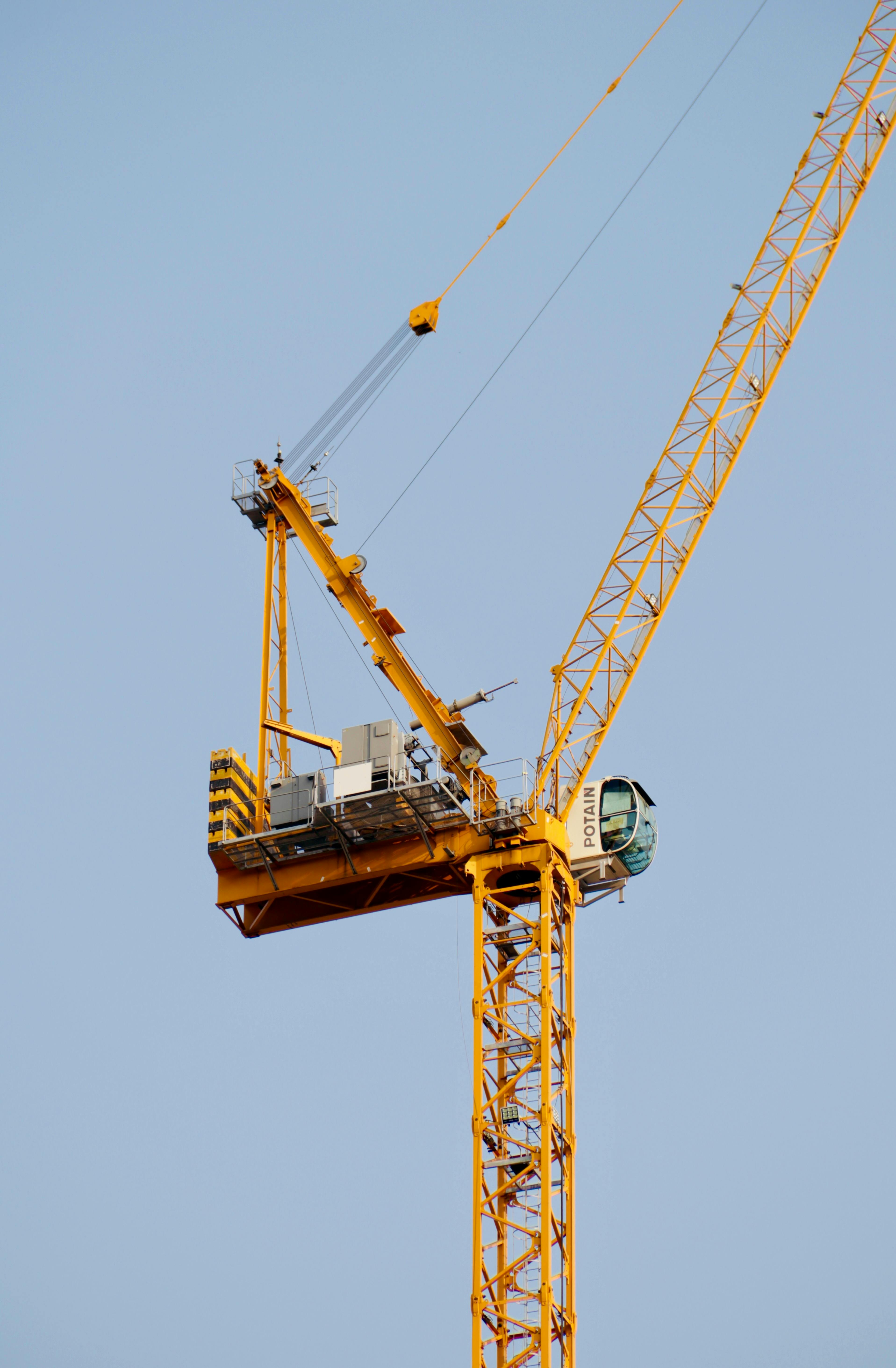 Guindaste De Torre Amarela Contra O Céu Azul · Foto profissional gratuita