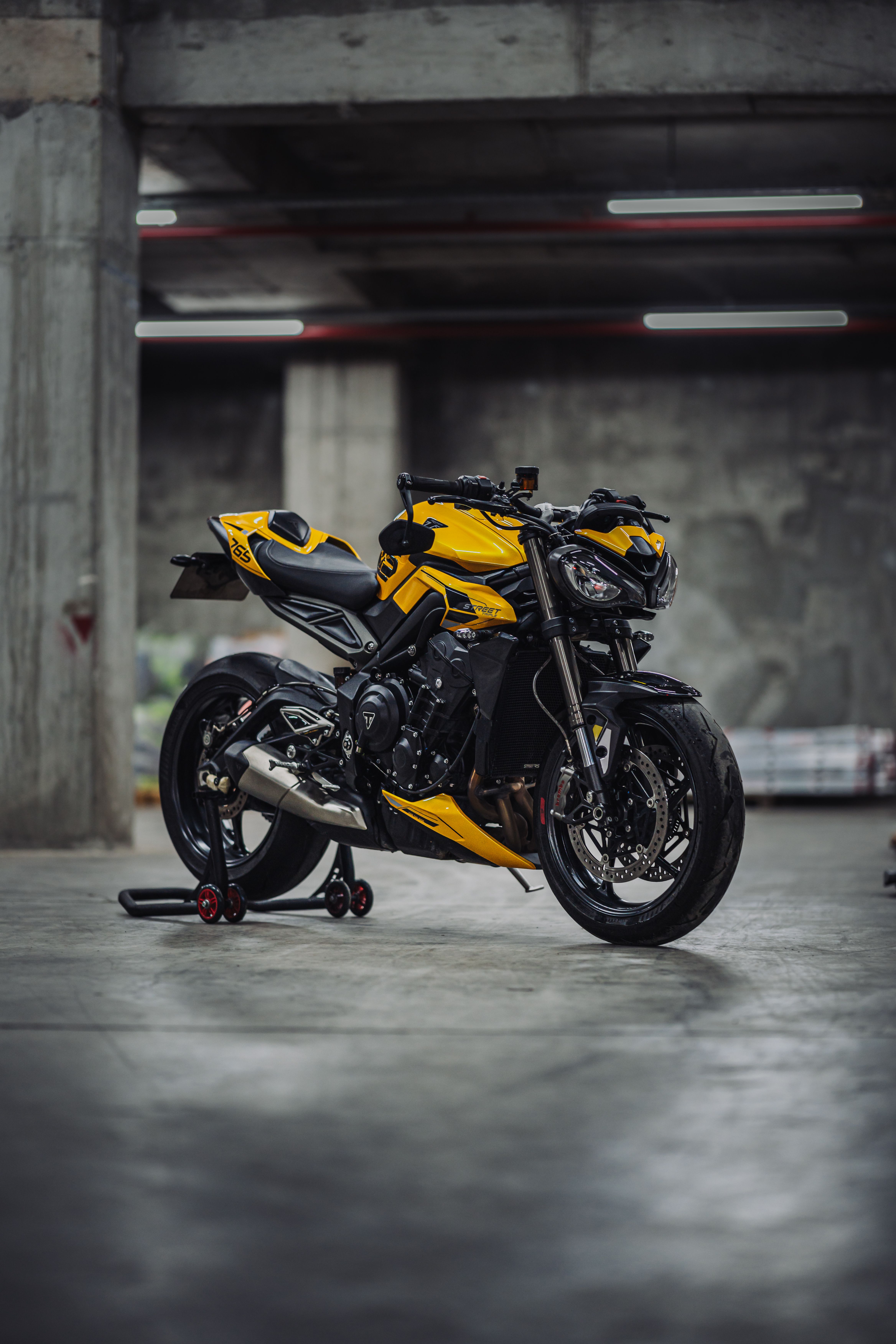 Sleek Yellow Motorcycle in Industrial Setting · Free Stock Photo