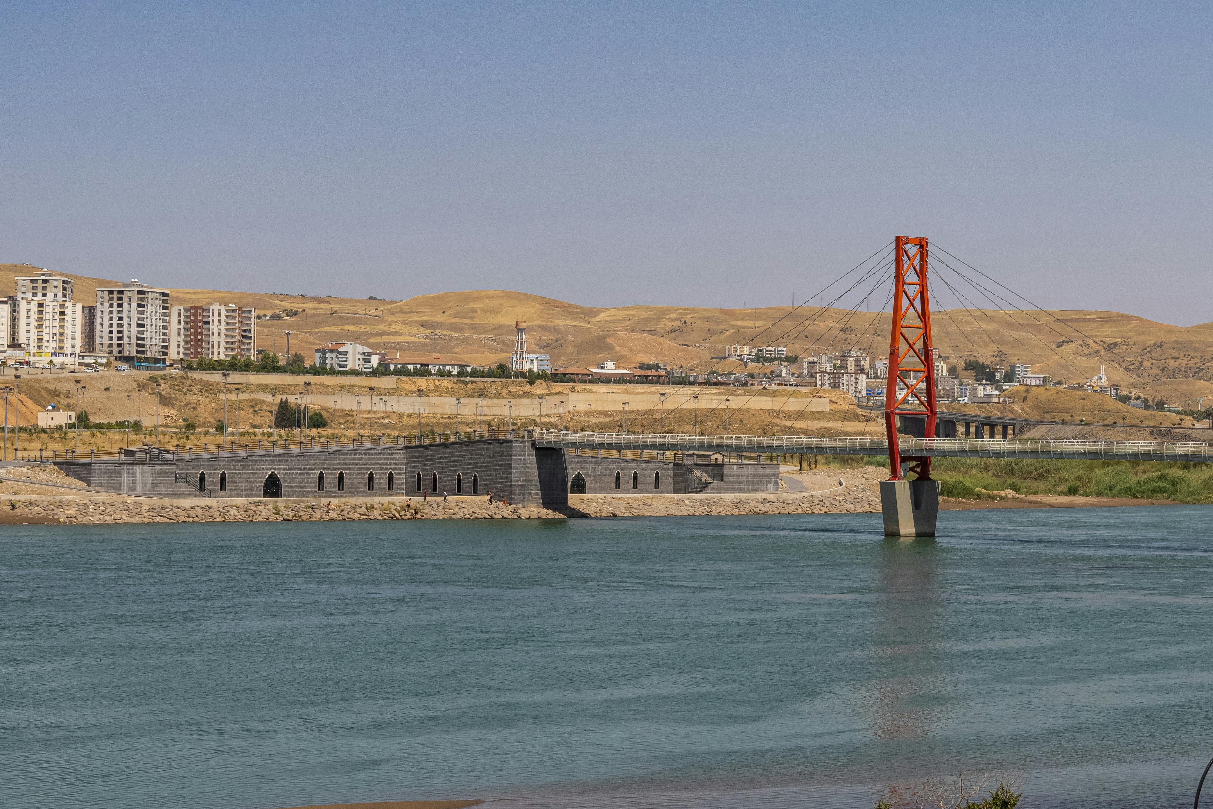 El Emblemático Puente Rojo Sobre Un Río Tranquilo · Foto de stock gratuita
