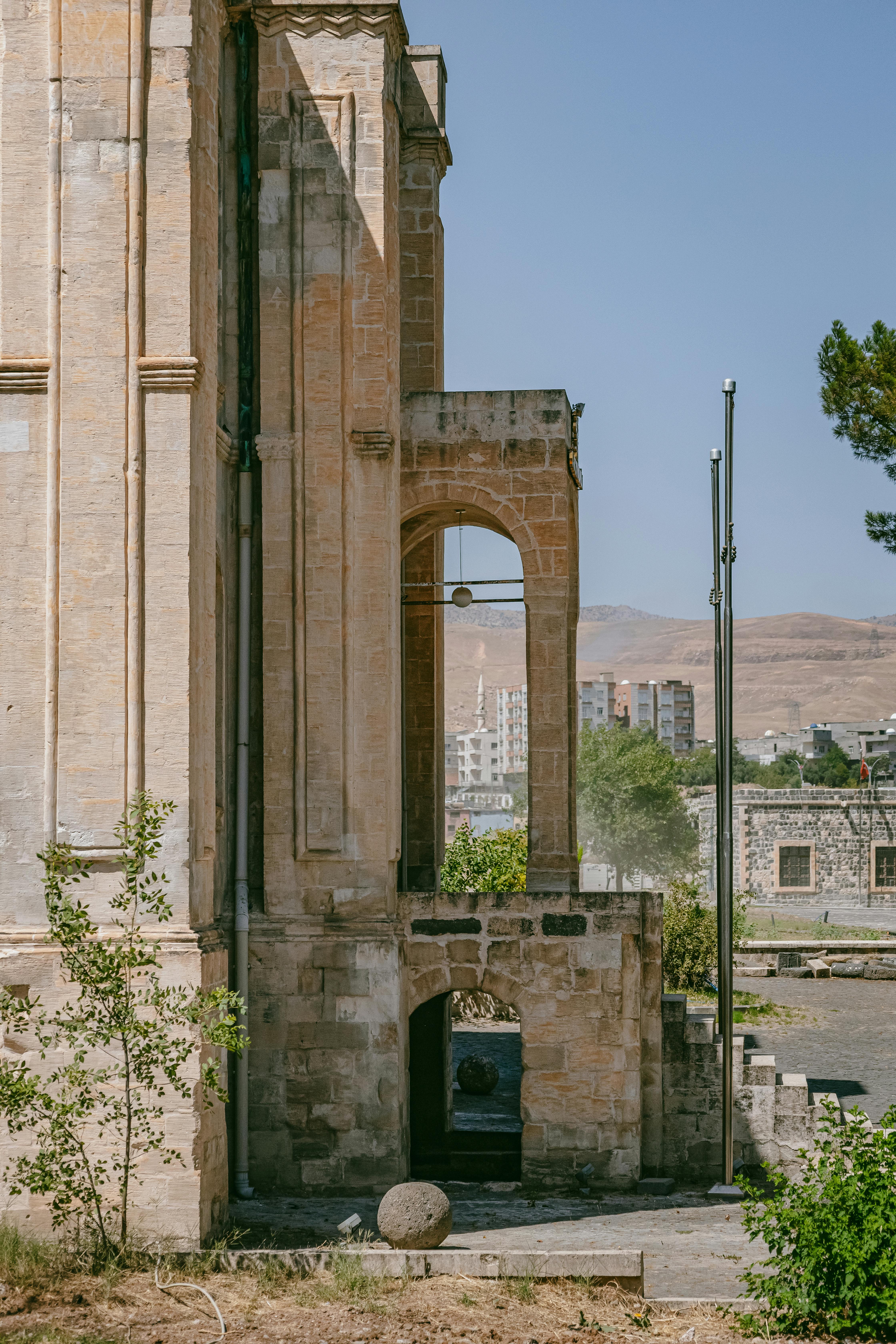 Historic Stone Building with Archway in Cityscape · Free Stock Photo