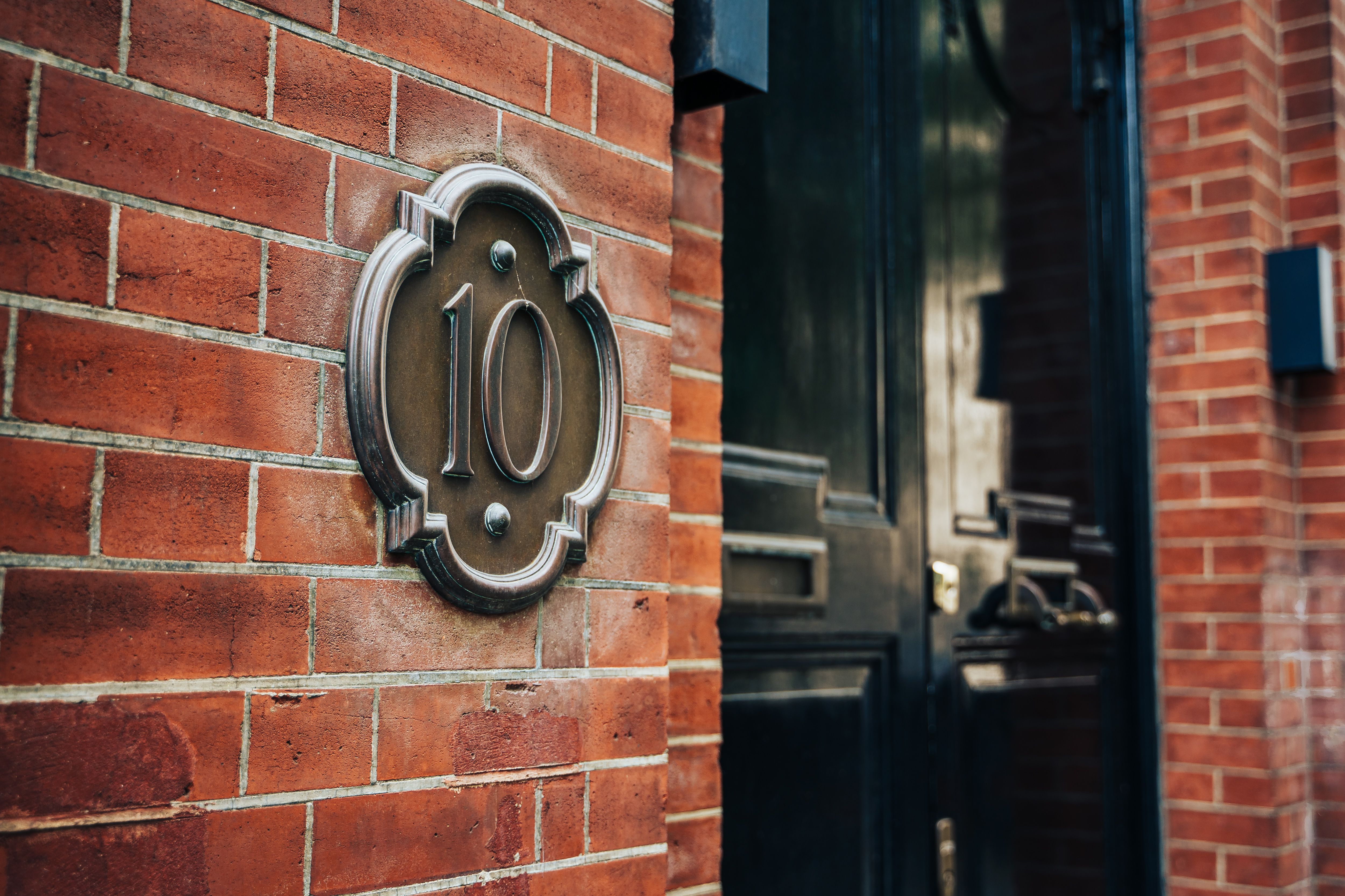 Fachada De Ladrillos Emblemática Con Placa Con El Número 10 · Foto de ...