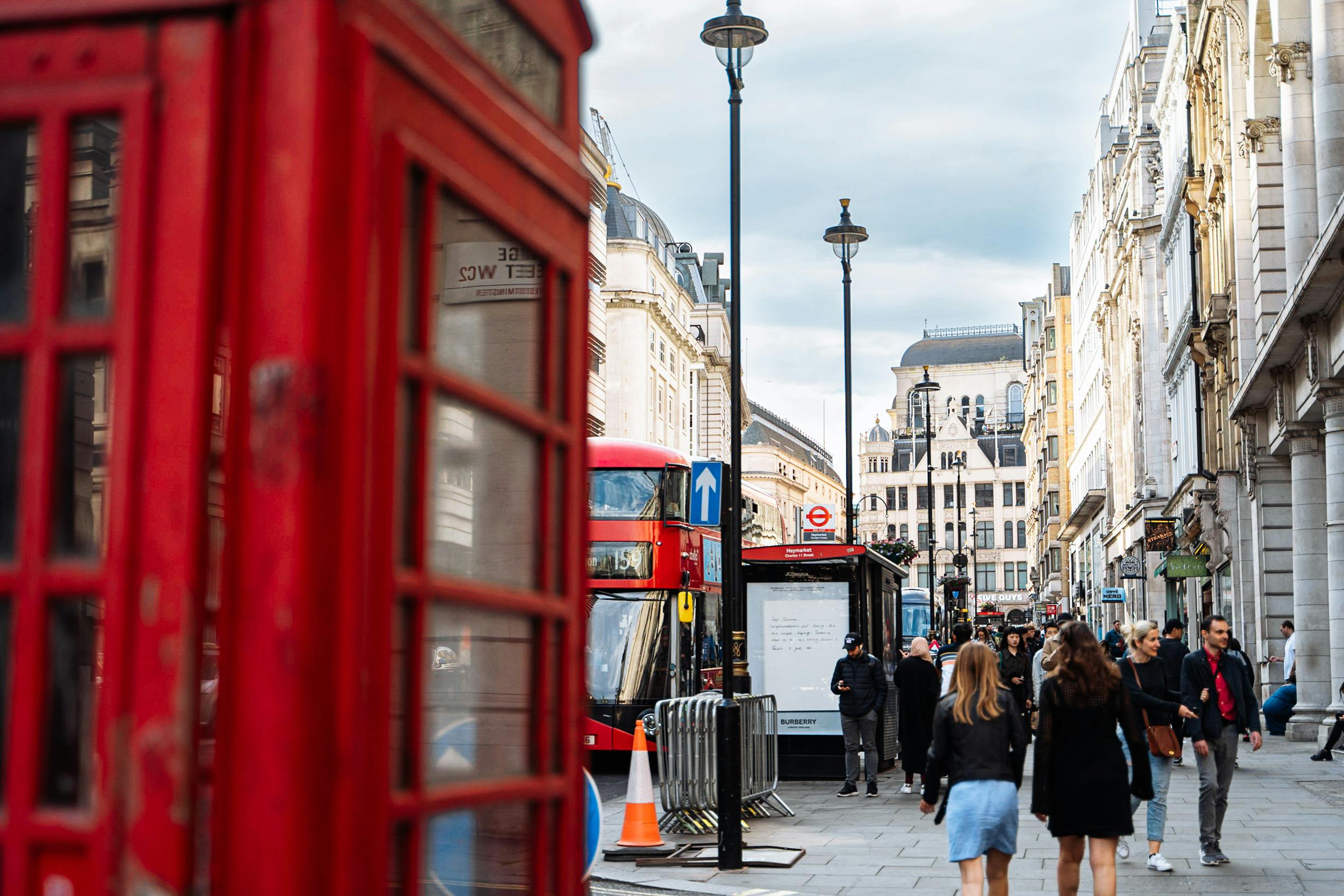 Bustling London Street with Iconic Landmarks · Free Stock Photo
