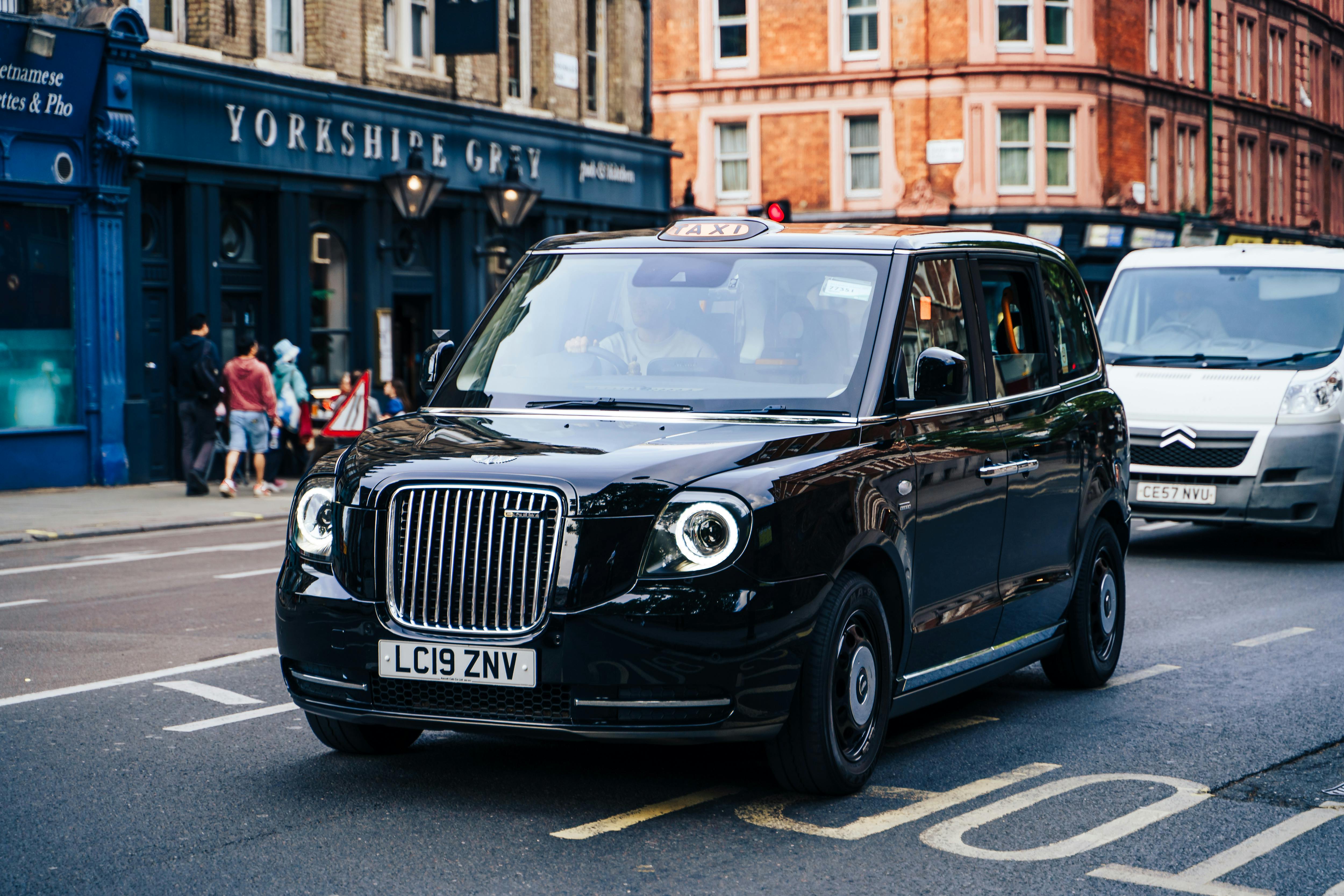 Classic London Black Cab on City Streets · Free Stock Photo