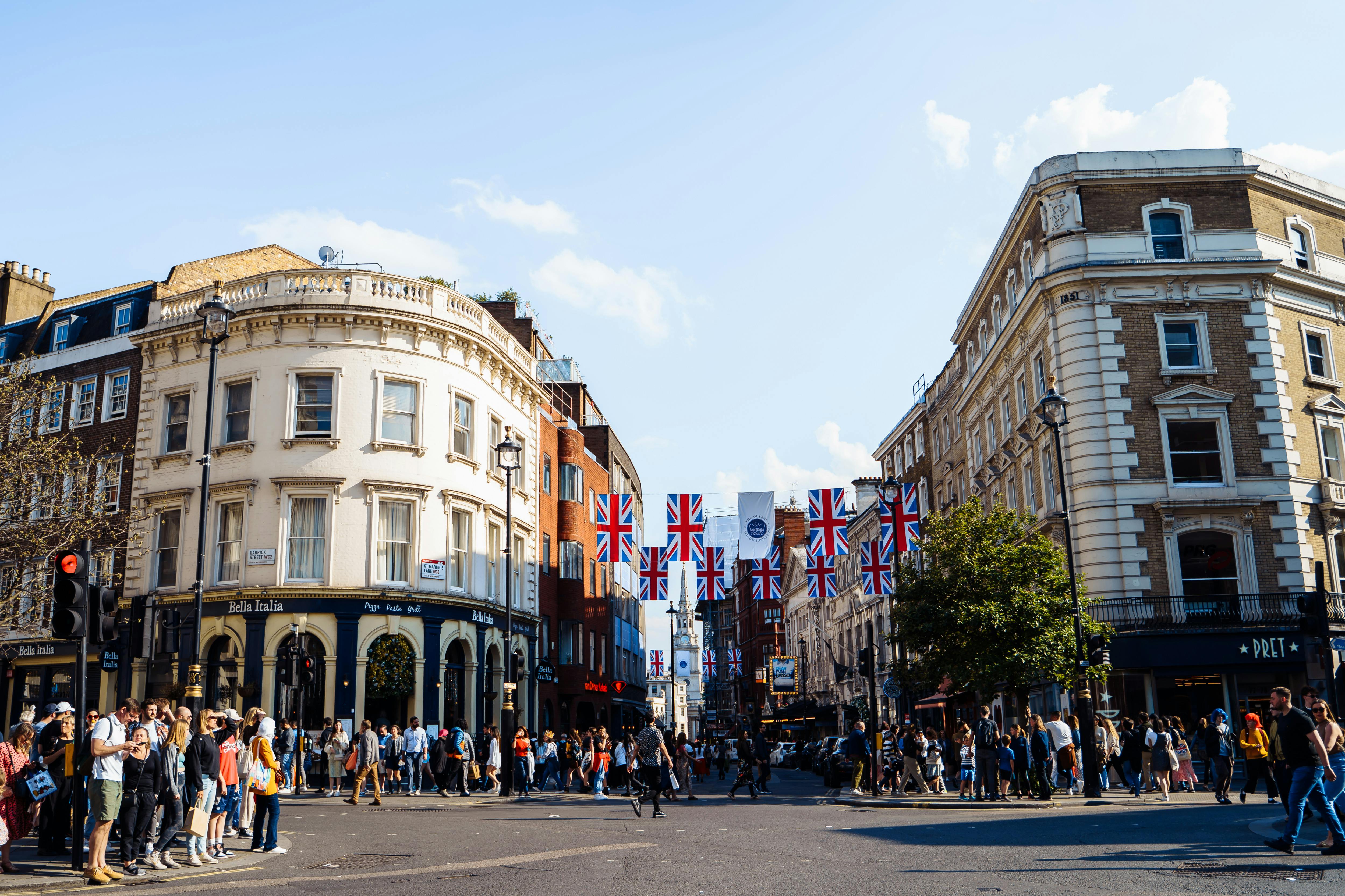 Bustling London Street with Historic Architecture · Free Stock Photo