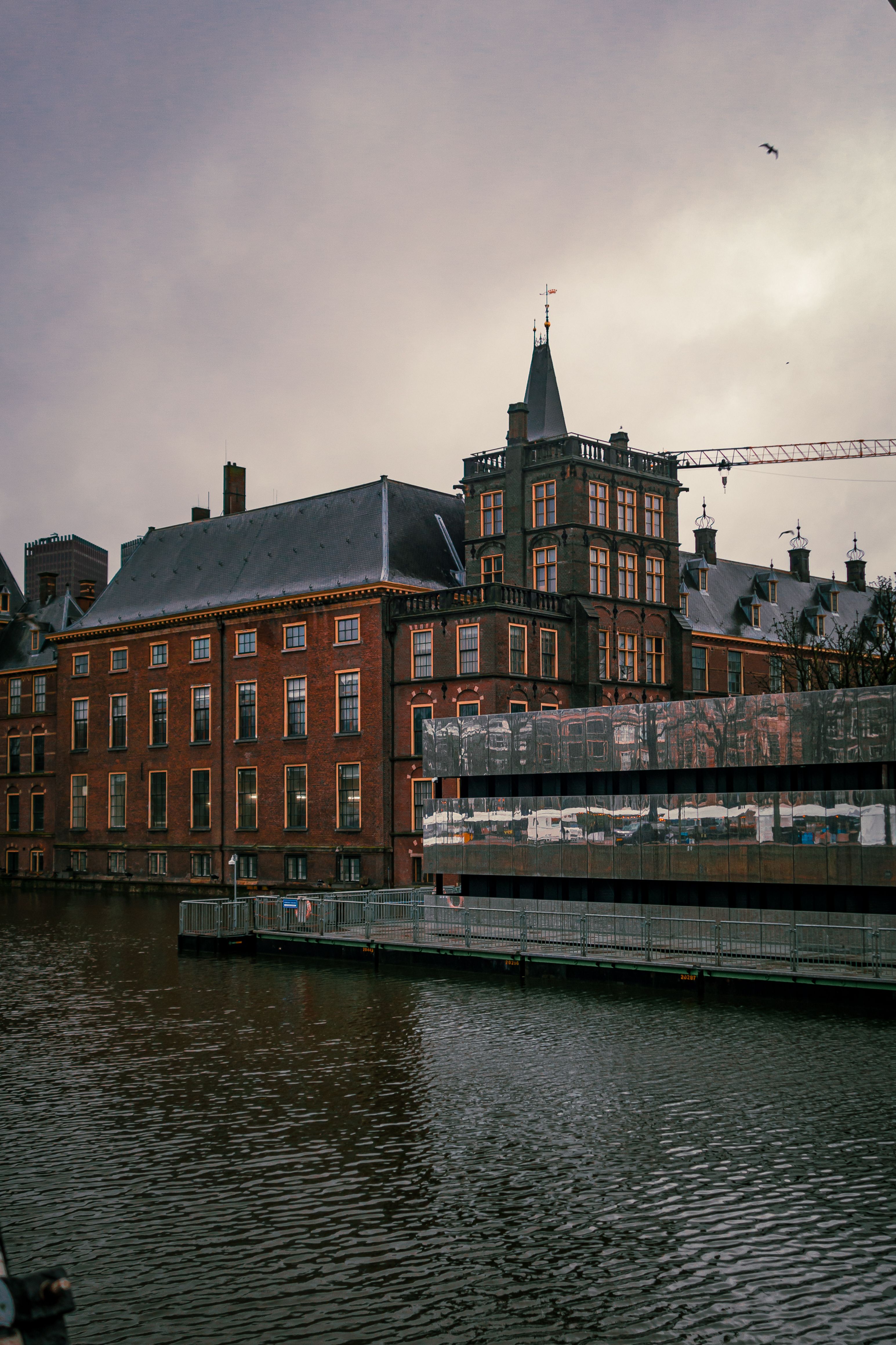 Edificio Histórico Europeo Junto A Riverside · Foto de stock gratuita