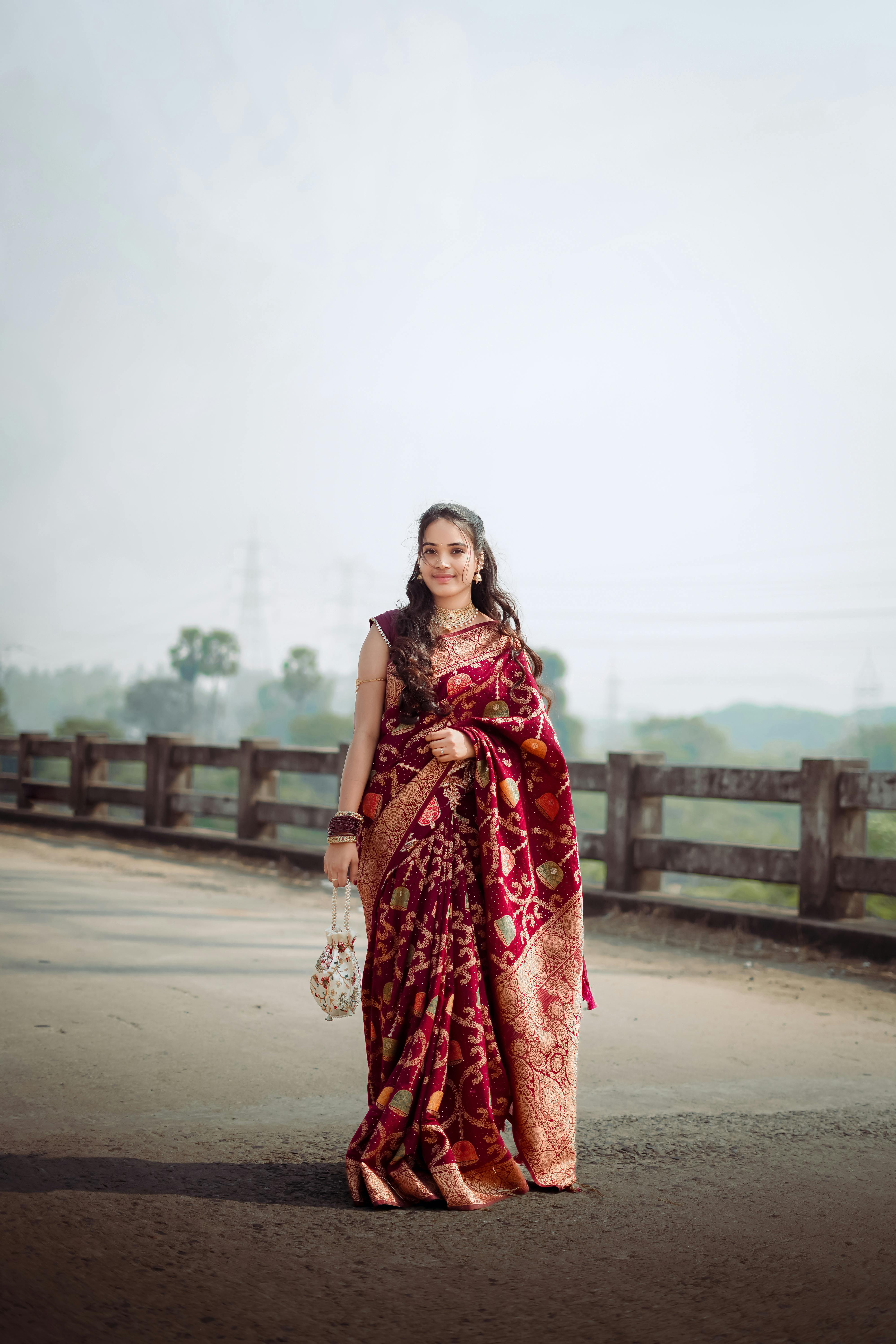 Pose Sari Photos, Download The BEST Free Pose Sari Stock Photos & HD Images