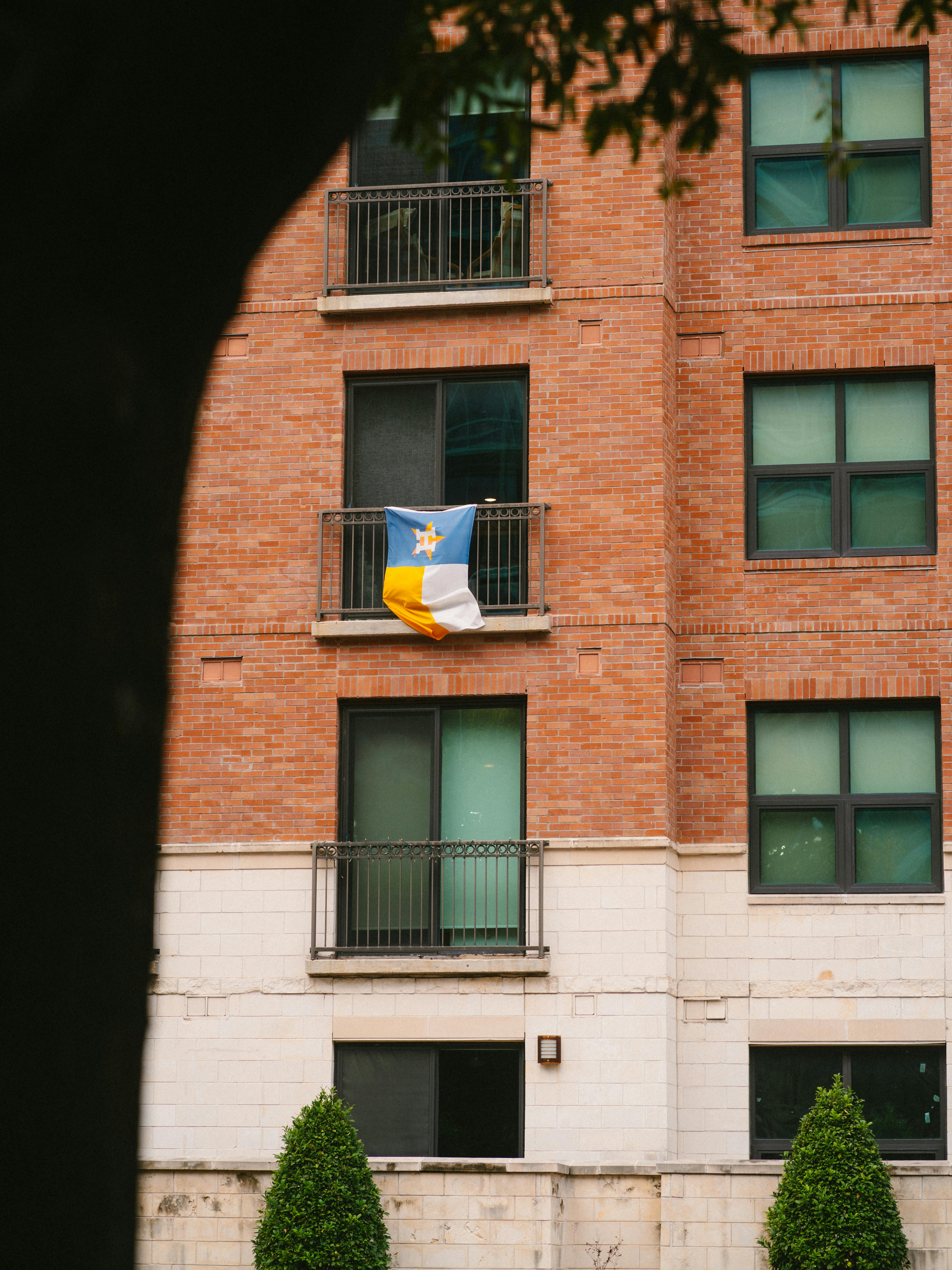 Houston Apartment Building with Flag Displayed · Free Stock Photo