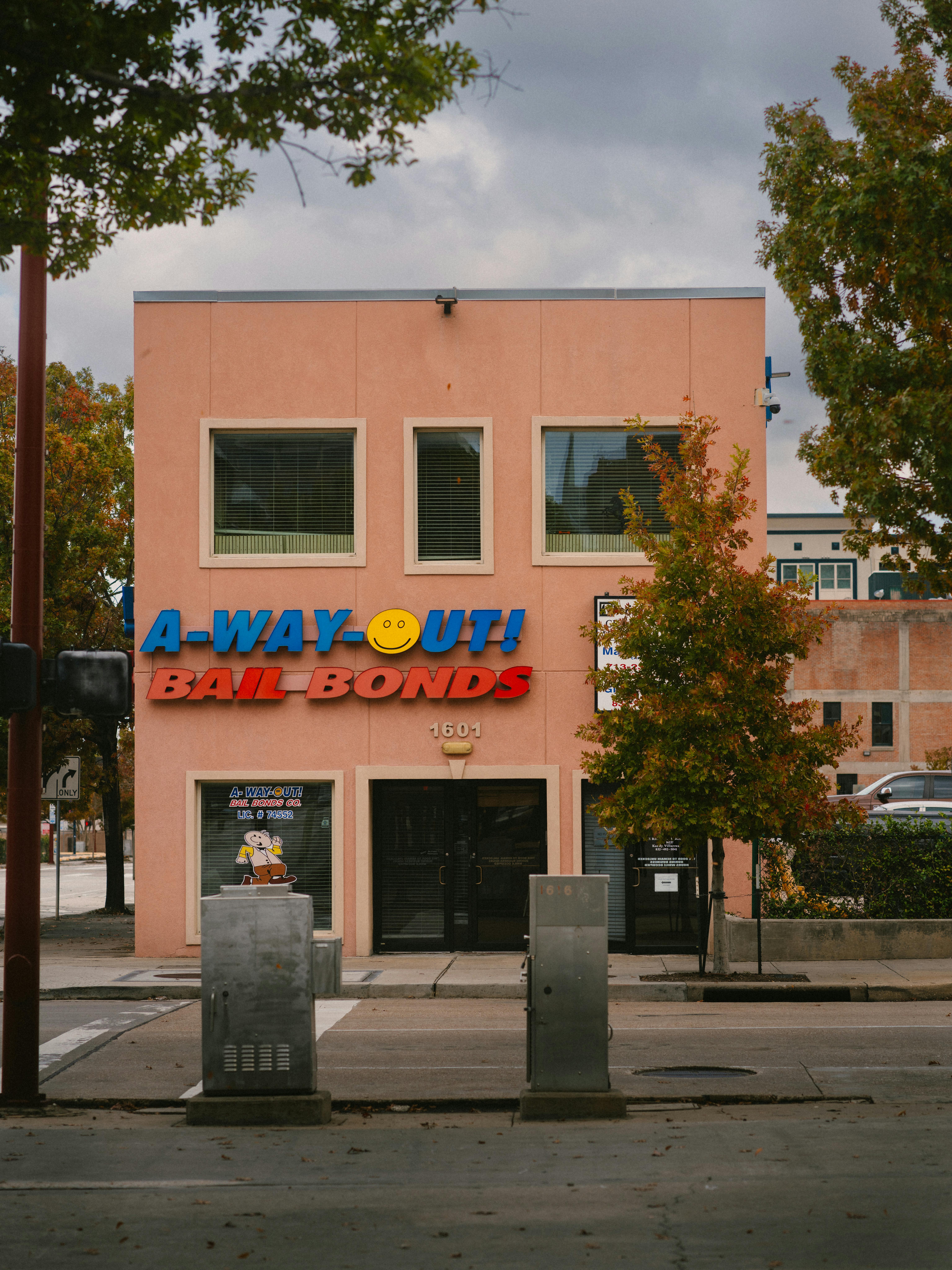 Houston Urban Street Scene with Bail Bonds Building · Free Stock Photo