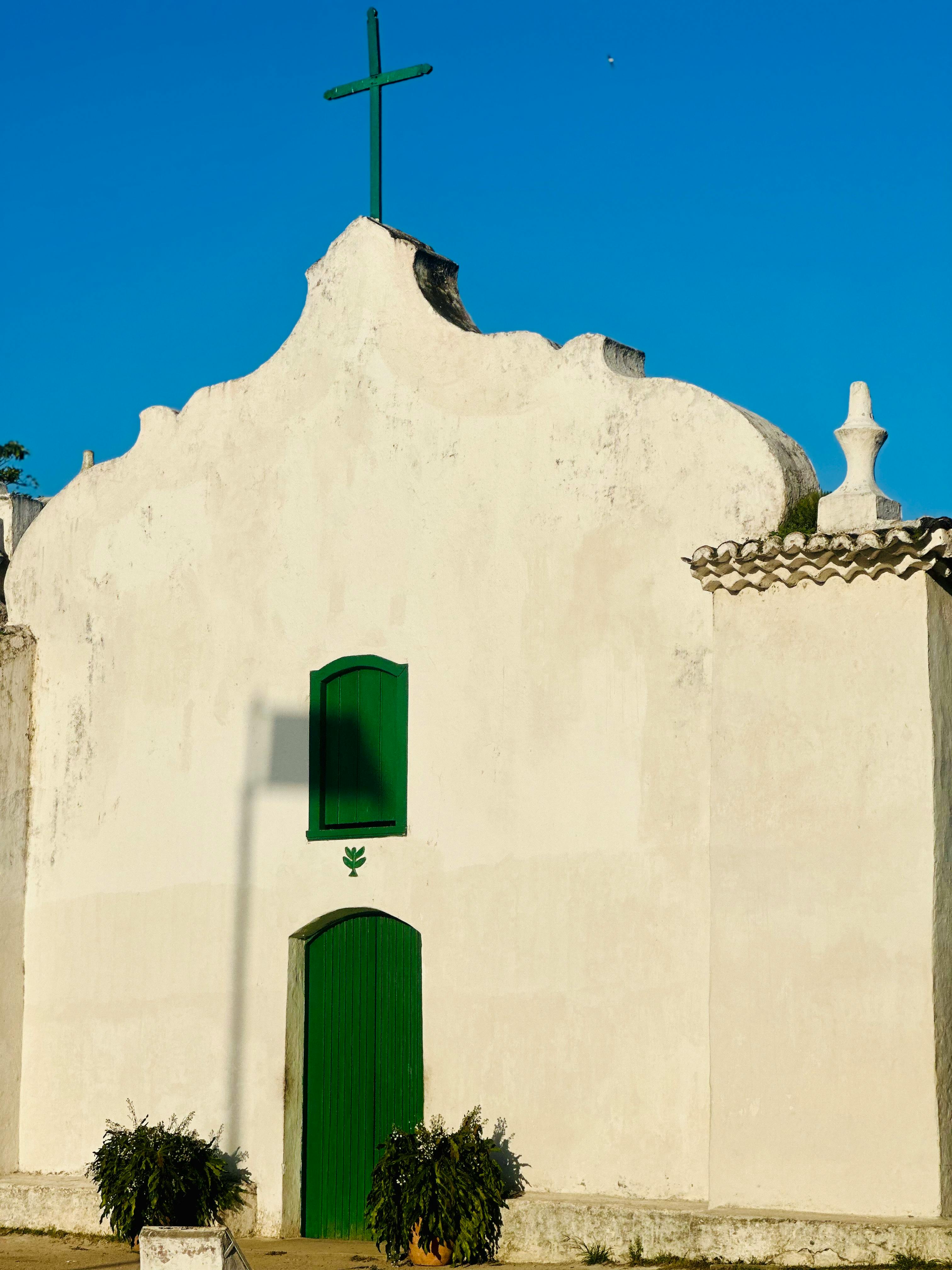 Capilla Histórica Con Puerta Verde En Bahía · Foto de stock gratuita