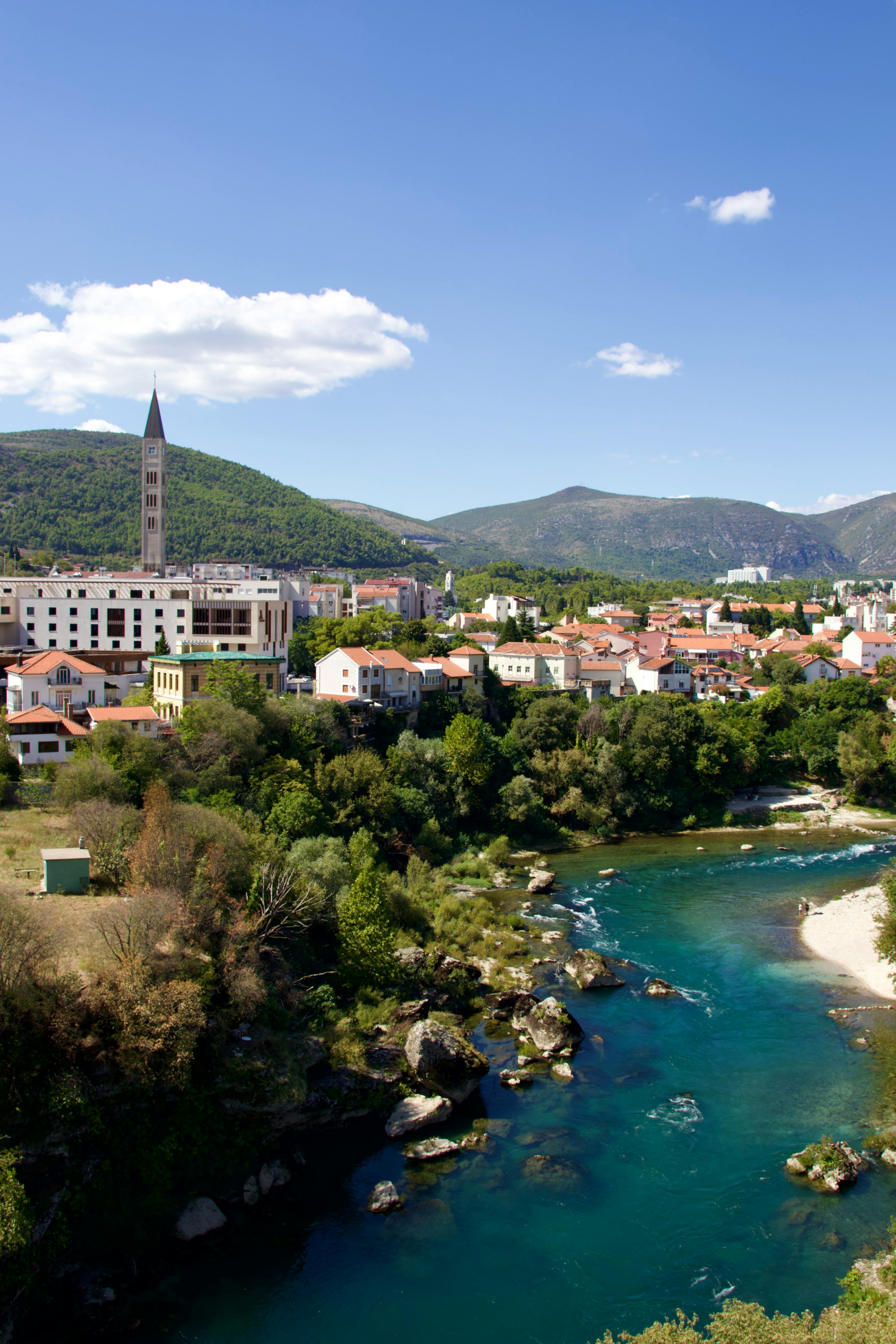 Vista Panorámica De La Ciudad De Mostar Y El Río Neretva · Foto de ...