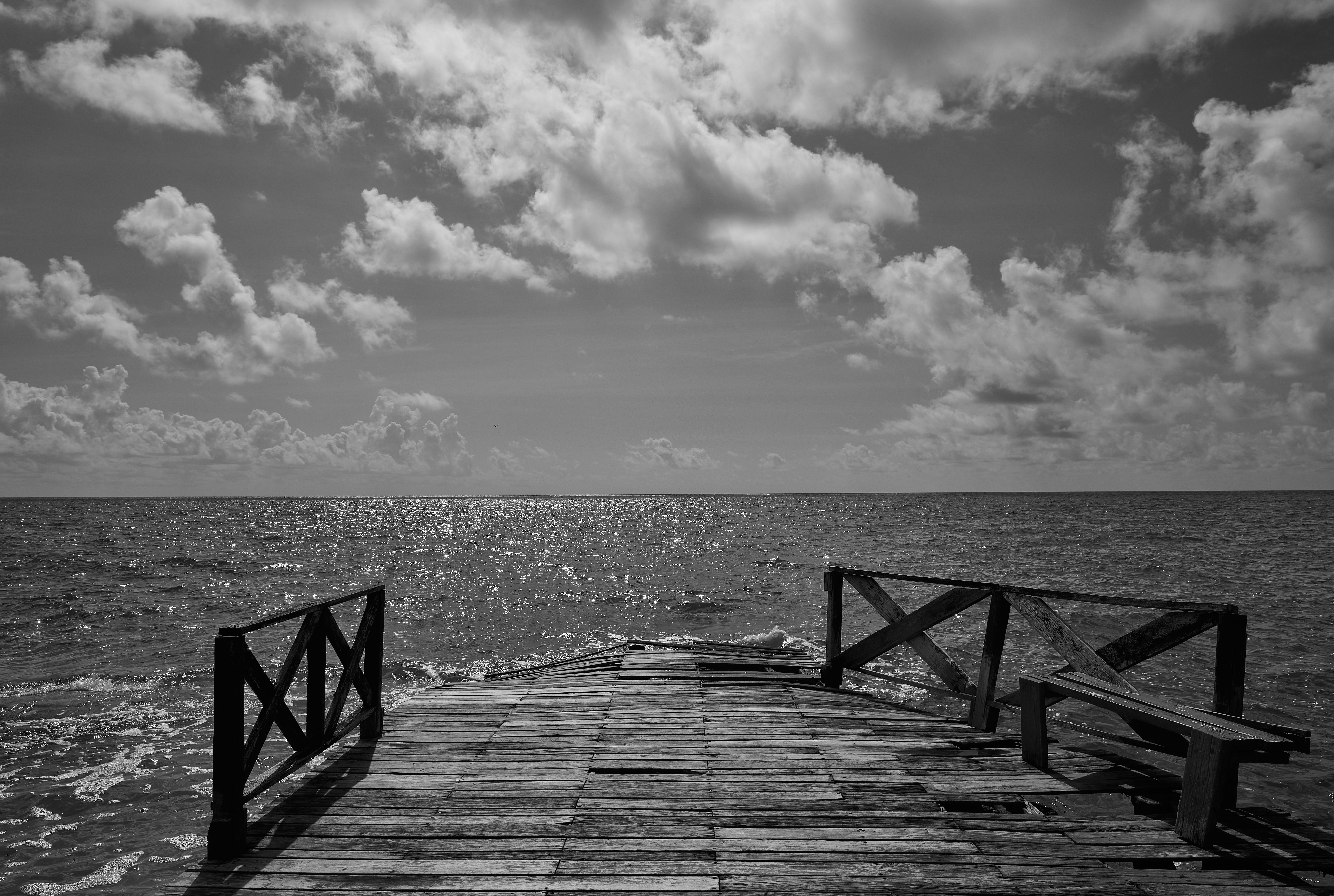 Muelle Blanco Y Negro En Chetumal, México · Foto de stock gratuita