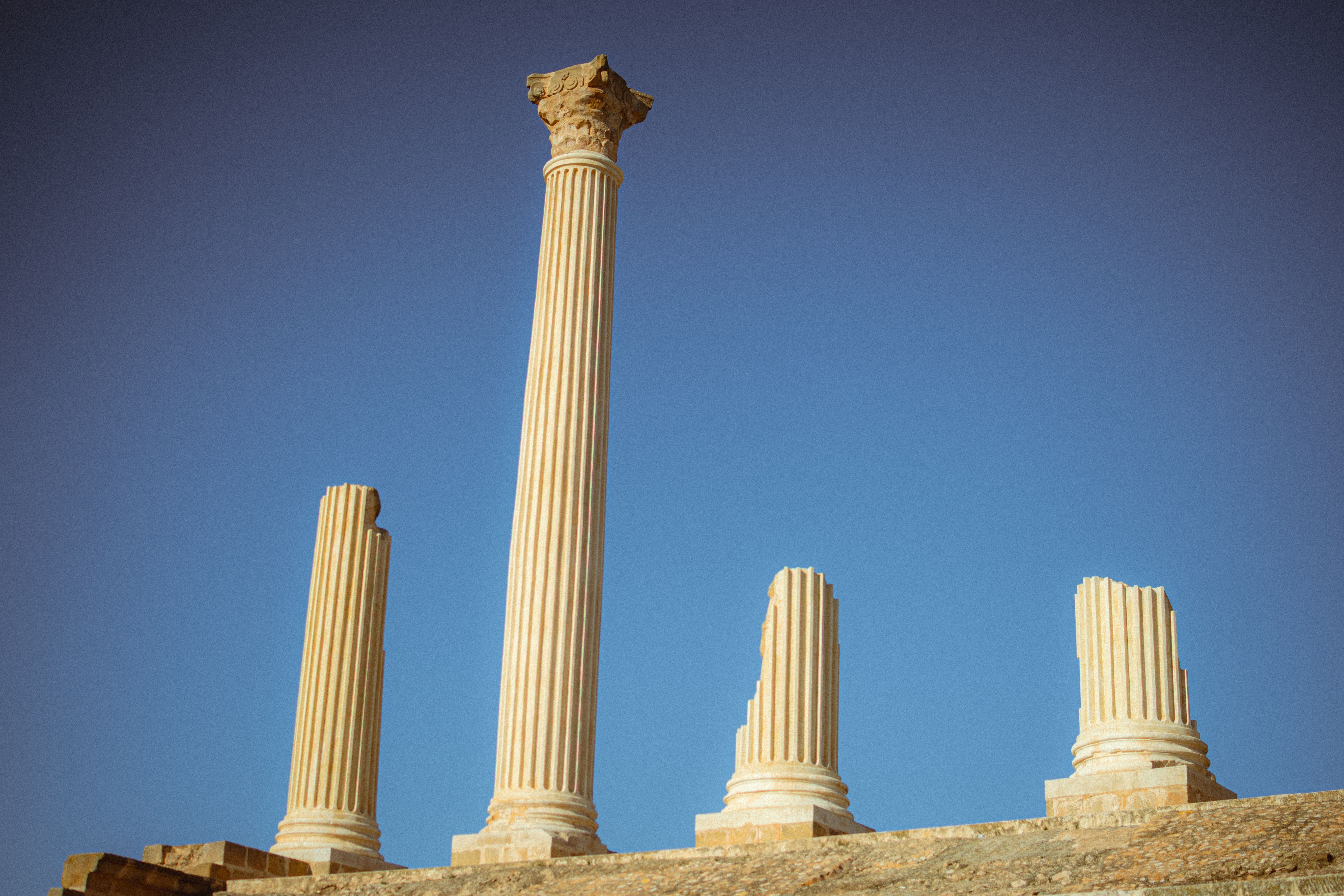 Ruinas Romanas En Uthina, Túnez, Bajo Un Cielo Despejado · Foto de ...