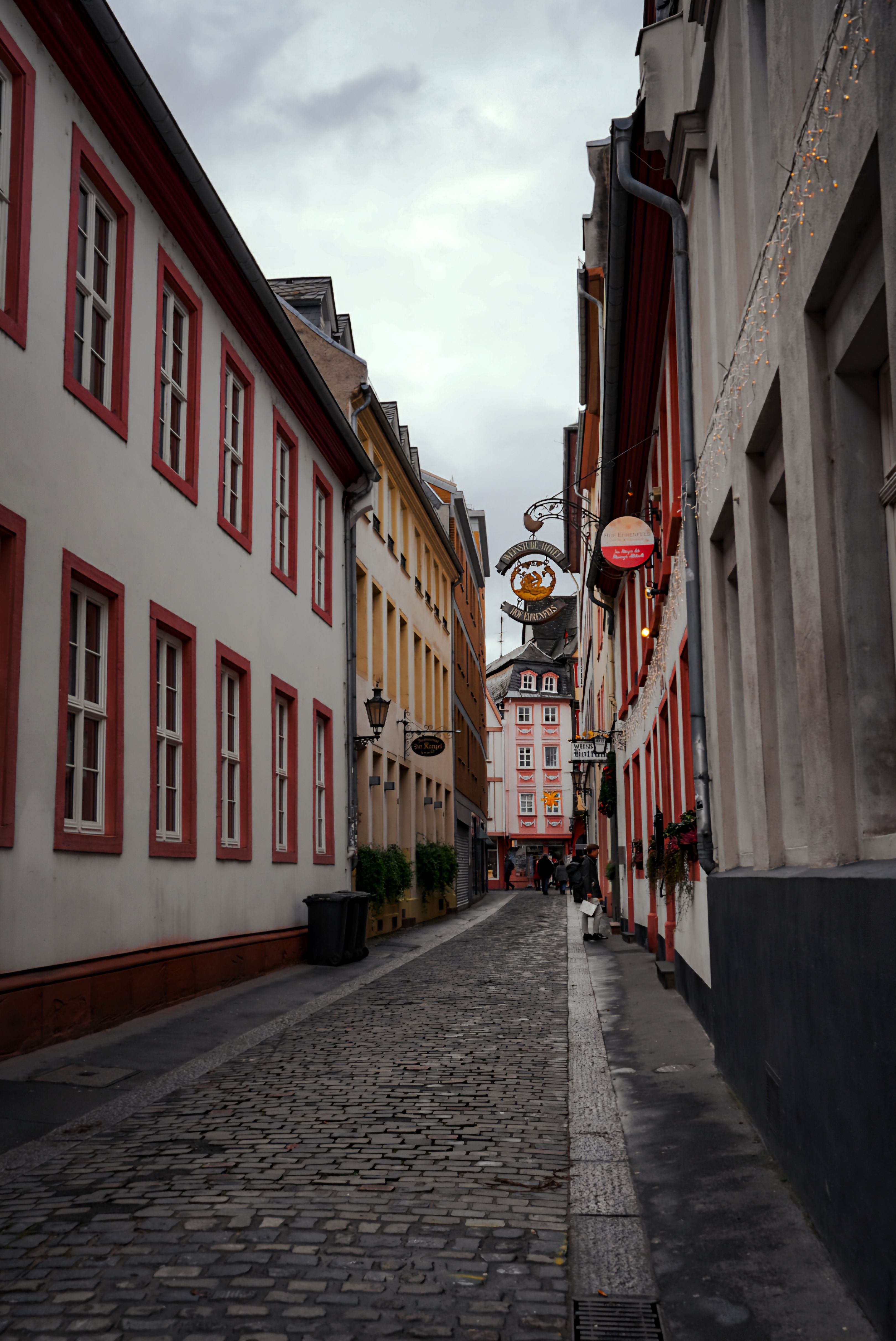 Charming European Street with Historical Architecture · Free Stock Photo