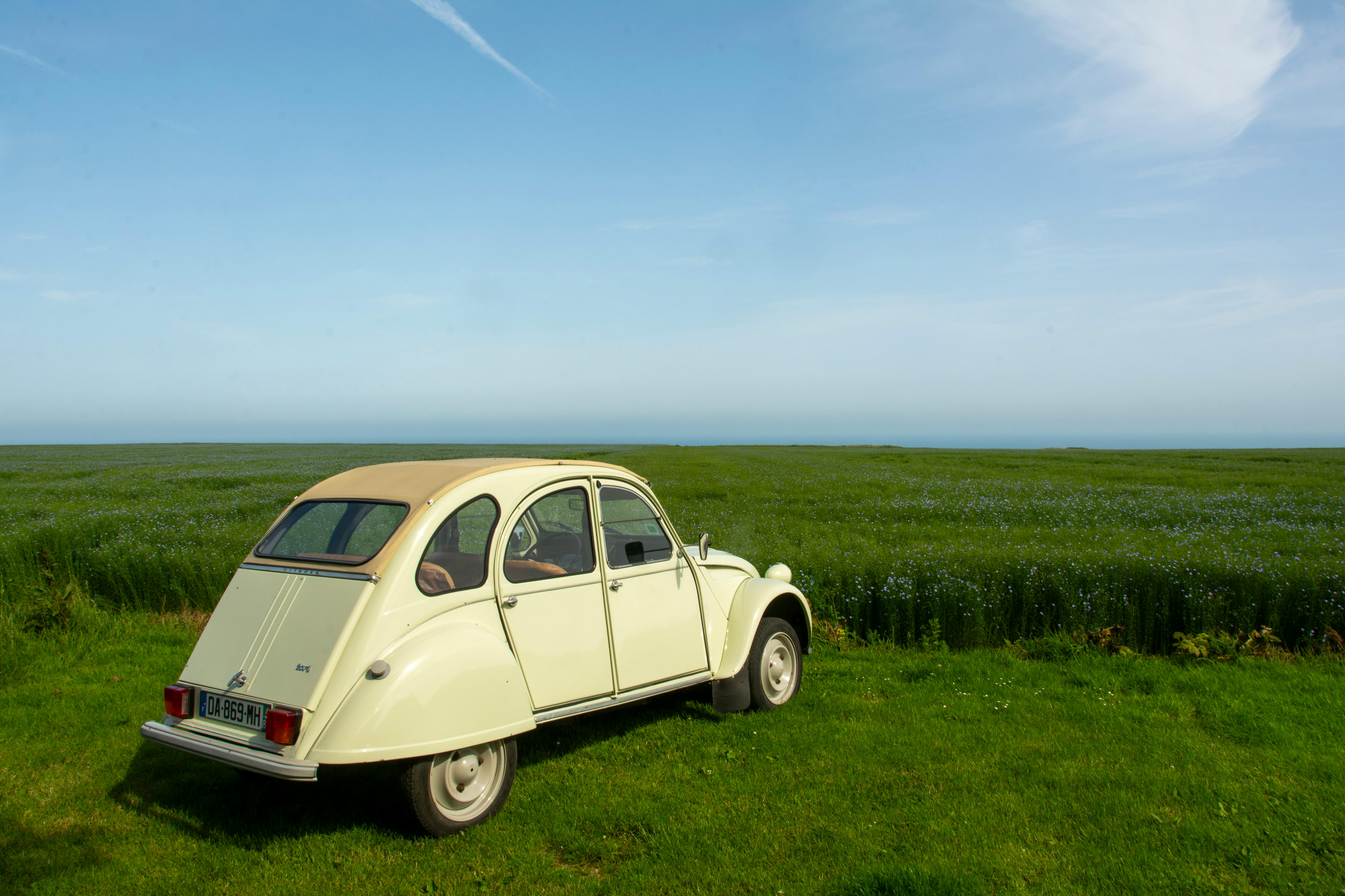Vintage Citroën 2CV on Scenic Countryside Drive · Free Stock Photo