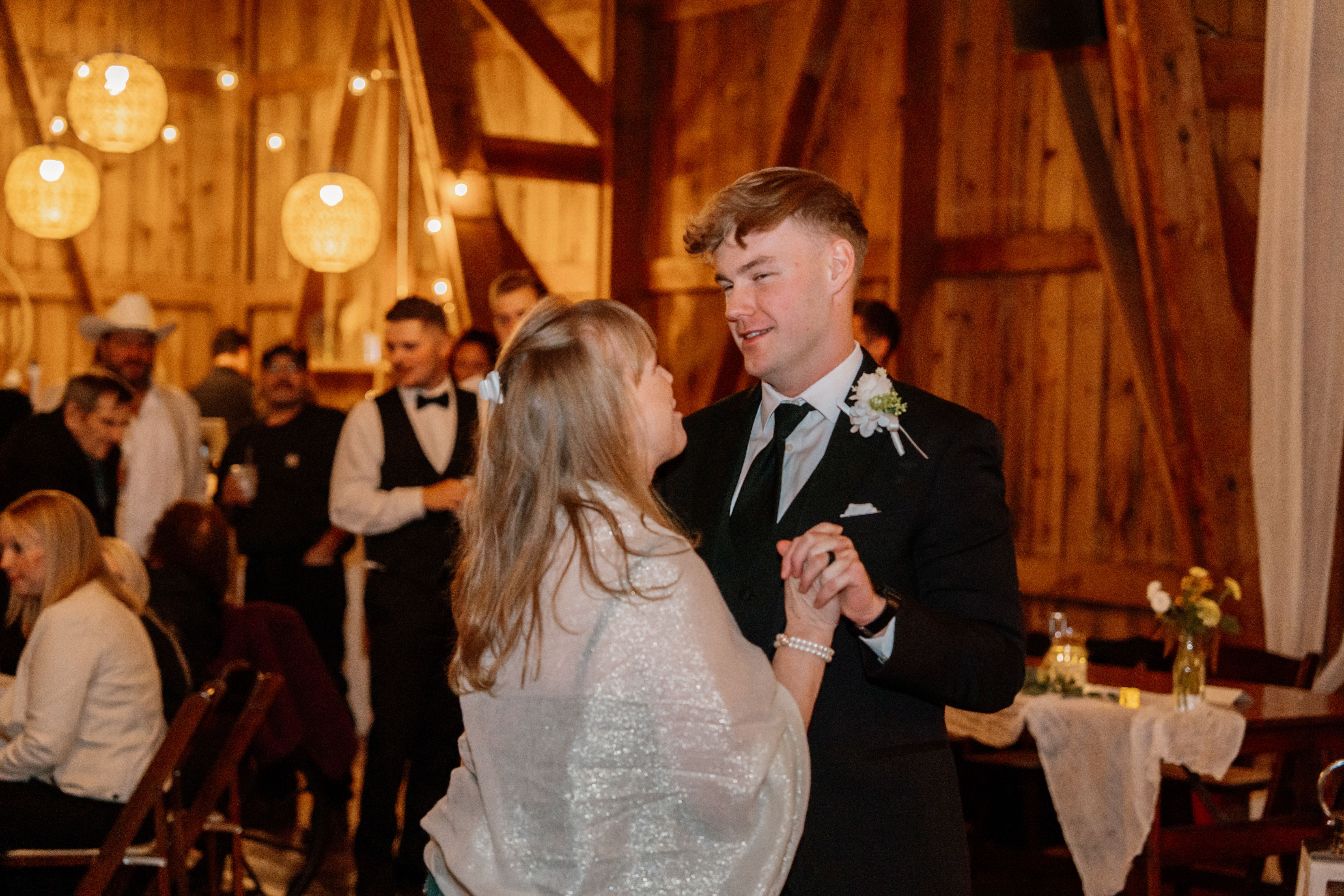 Baile Elegante En La Recepción De Una Boda Rústica · Foto de stock gratuita