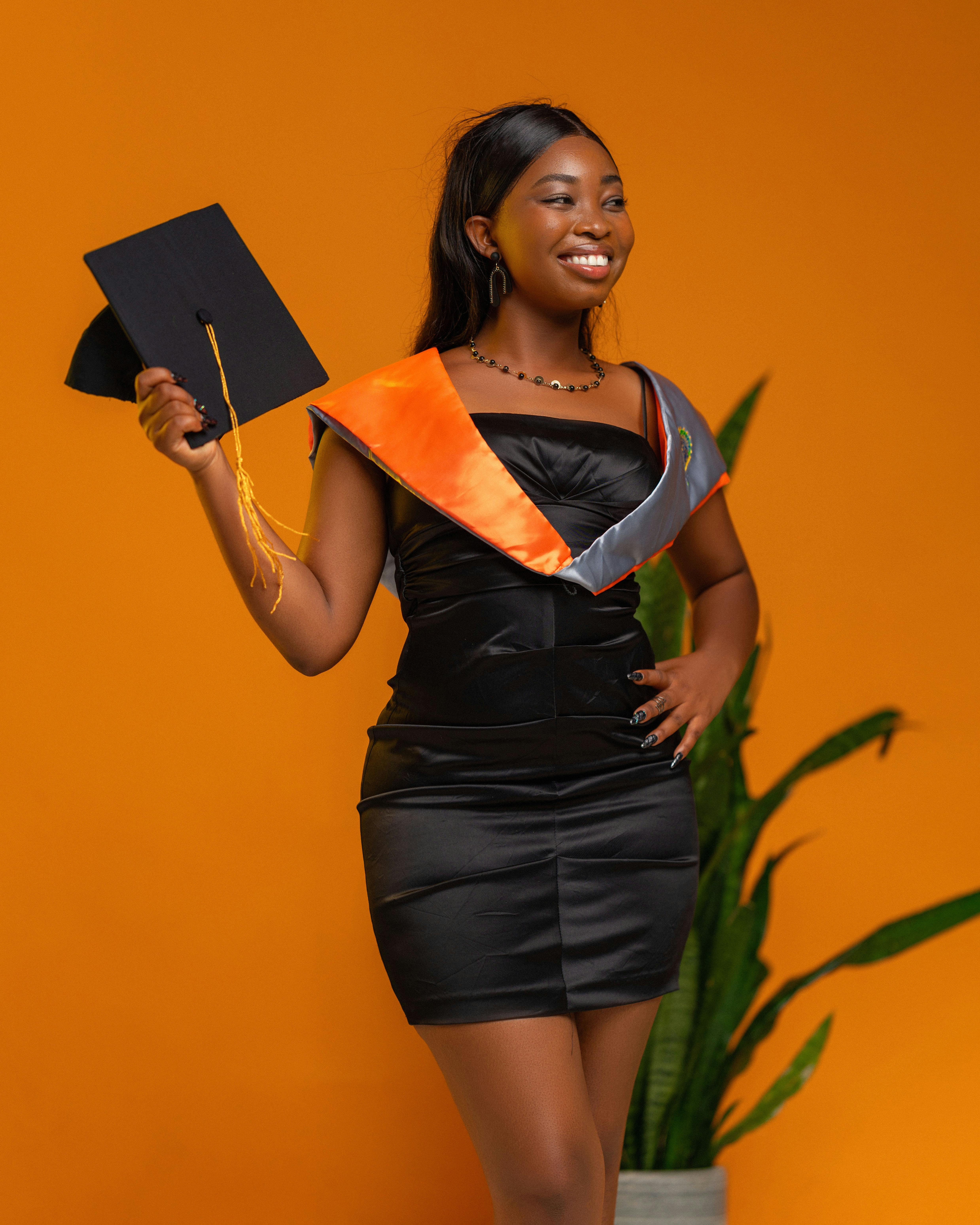 Un Diplômé Confiant En Robe Et Toge Célèbre Sa Remise De Diplôme ...