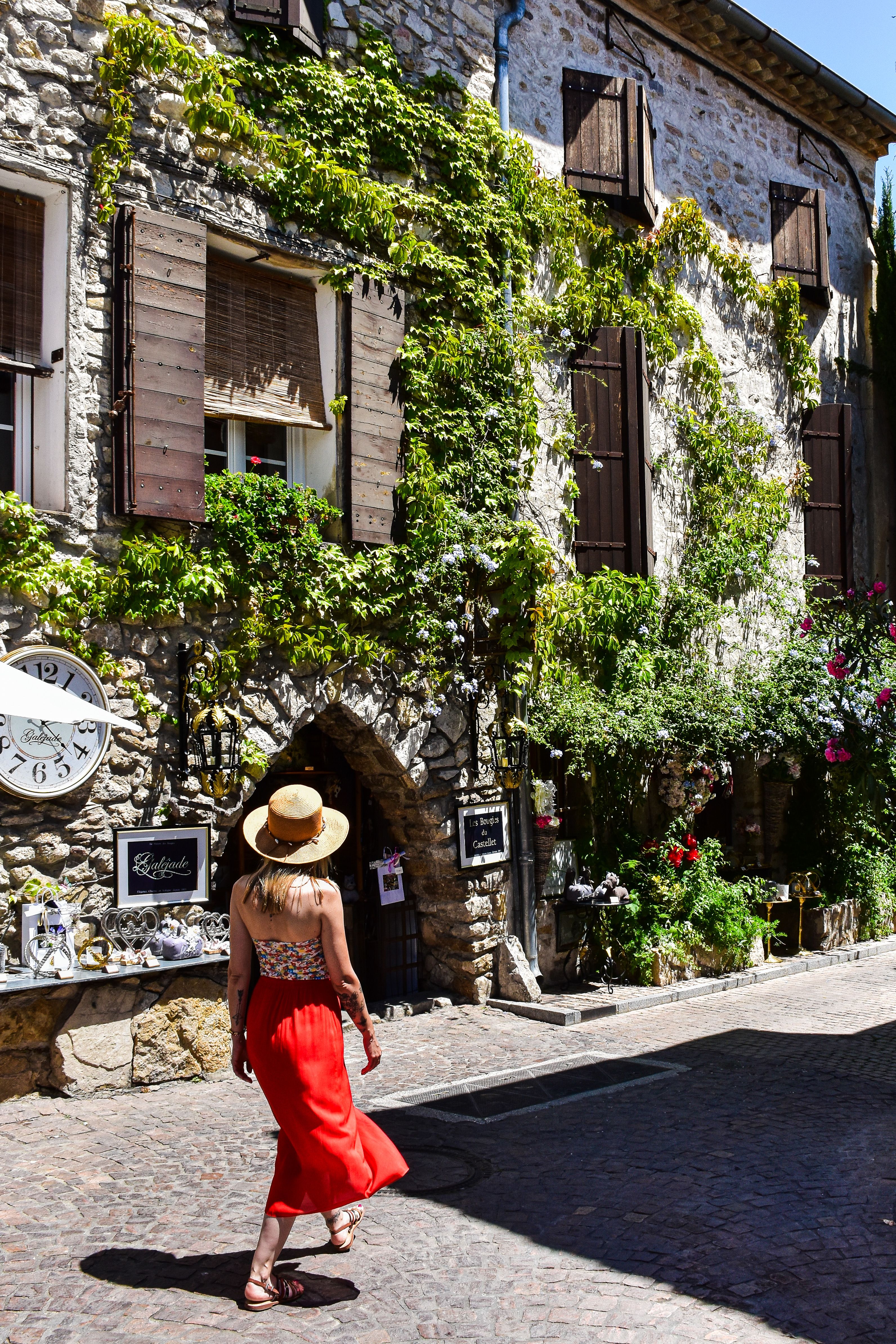 Charming Street in Provence with Ivy-Covered Stone House · Free Stock Photo
