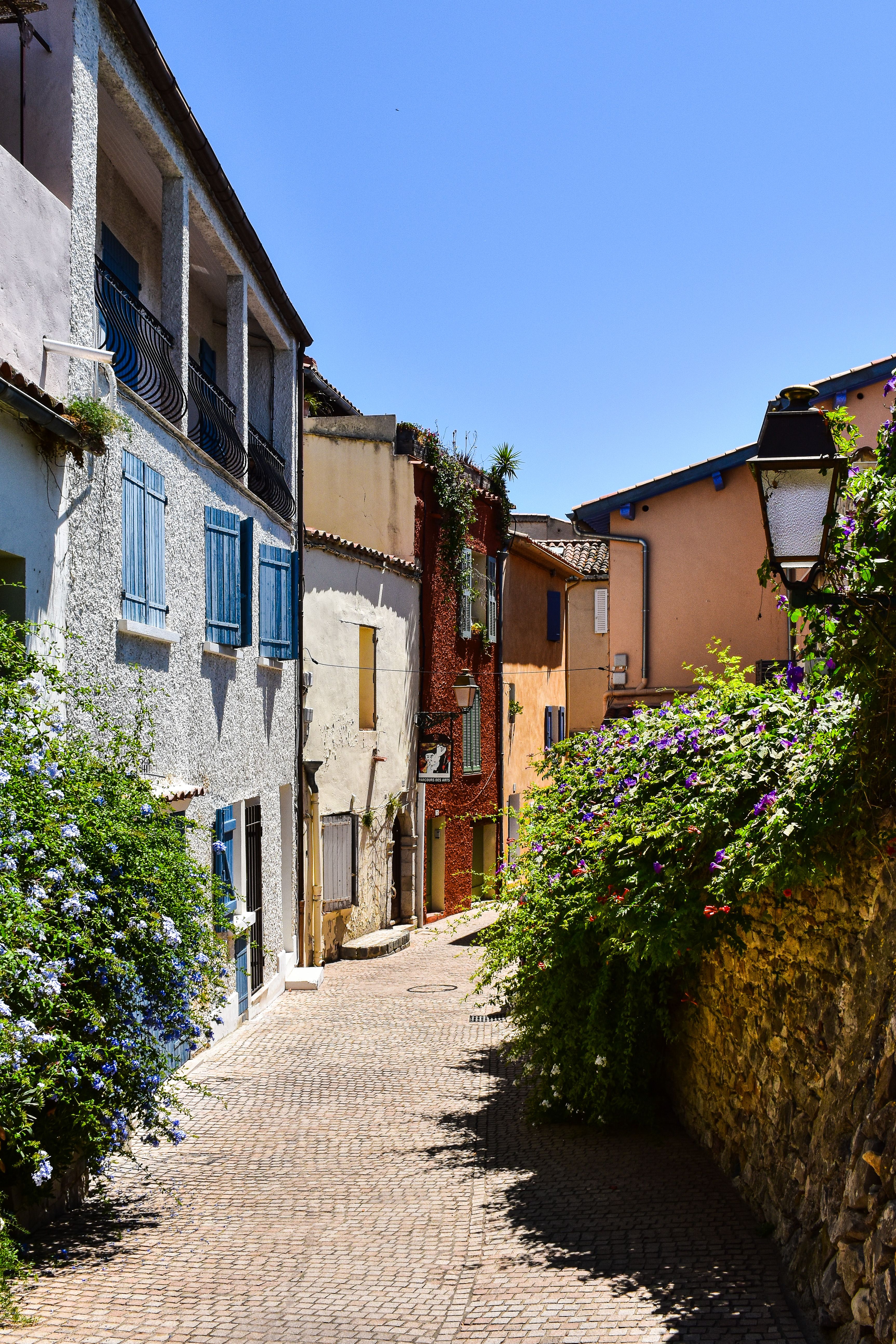 Charmante Rue Colorée En Provence, France · Photo gratuite