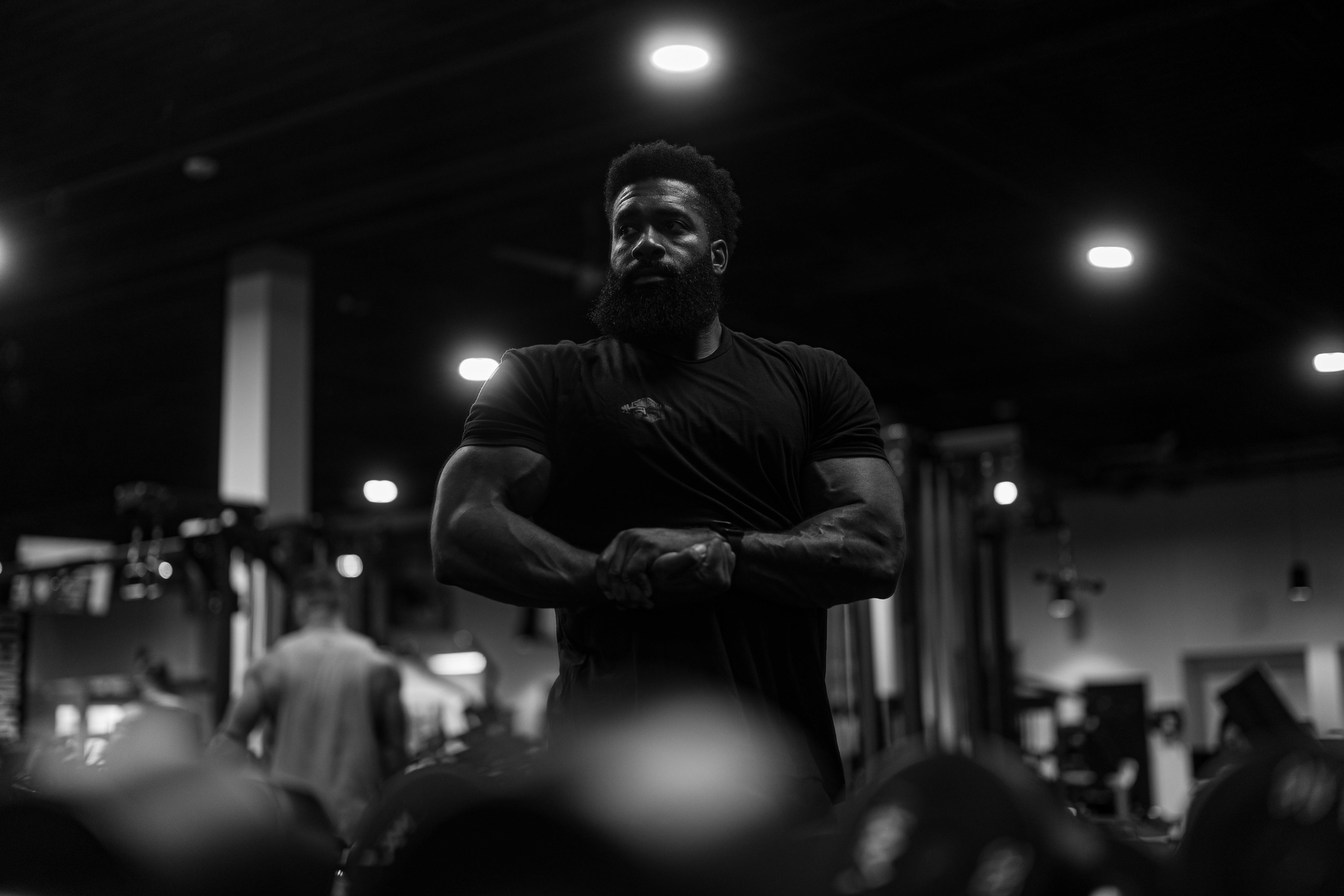 Powerful Bodybuilder at the Gym in Black and White · Free Stock Photo