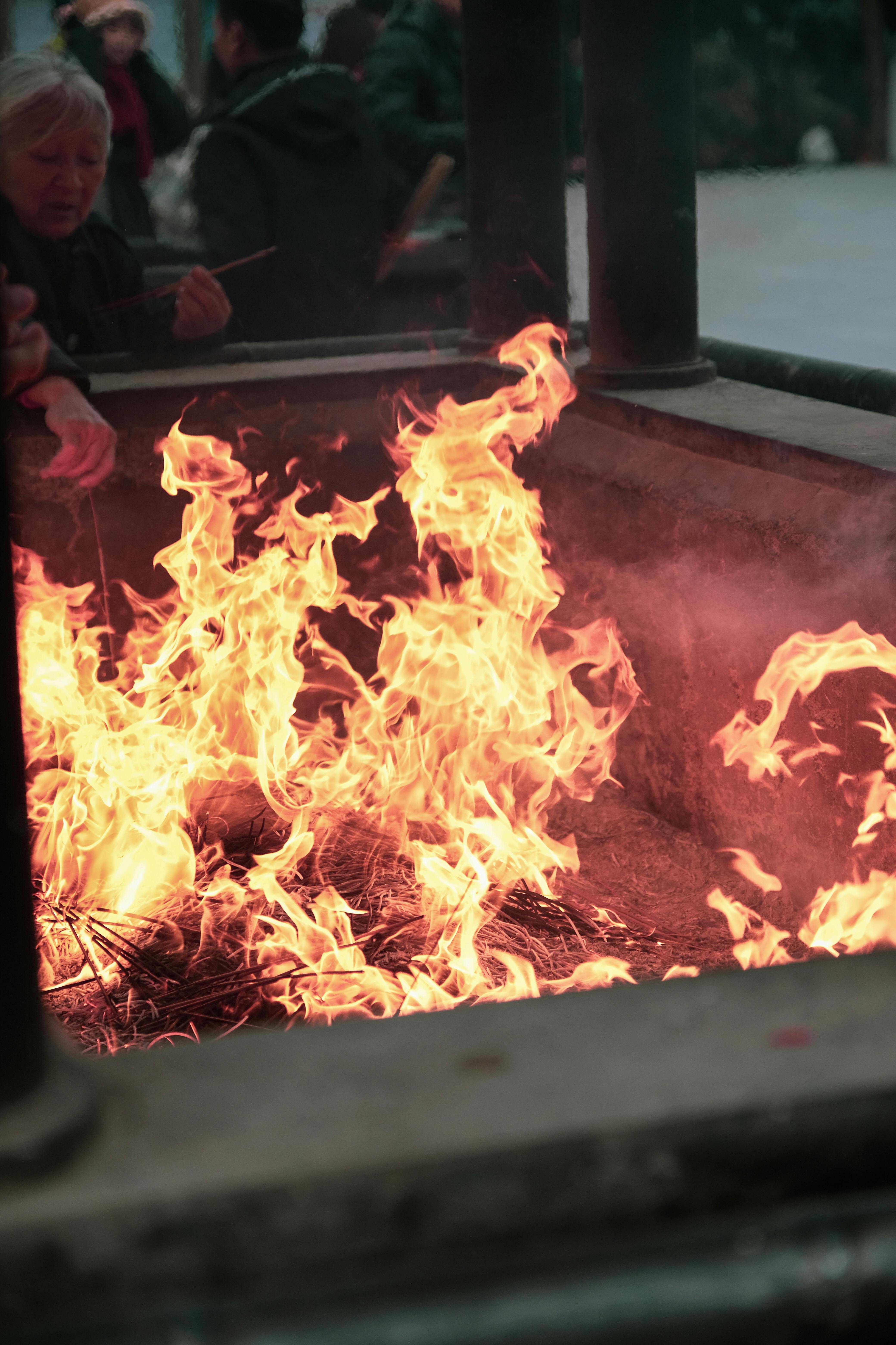 Close-Up of Dramatic Fire in Outdoor Pit · Free Stock Photo