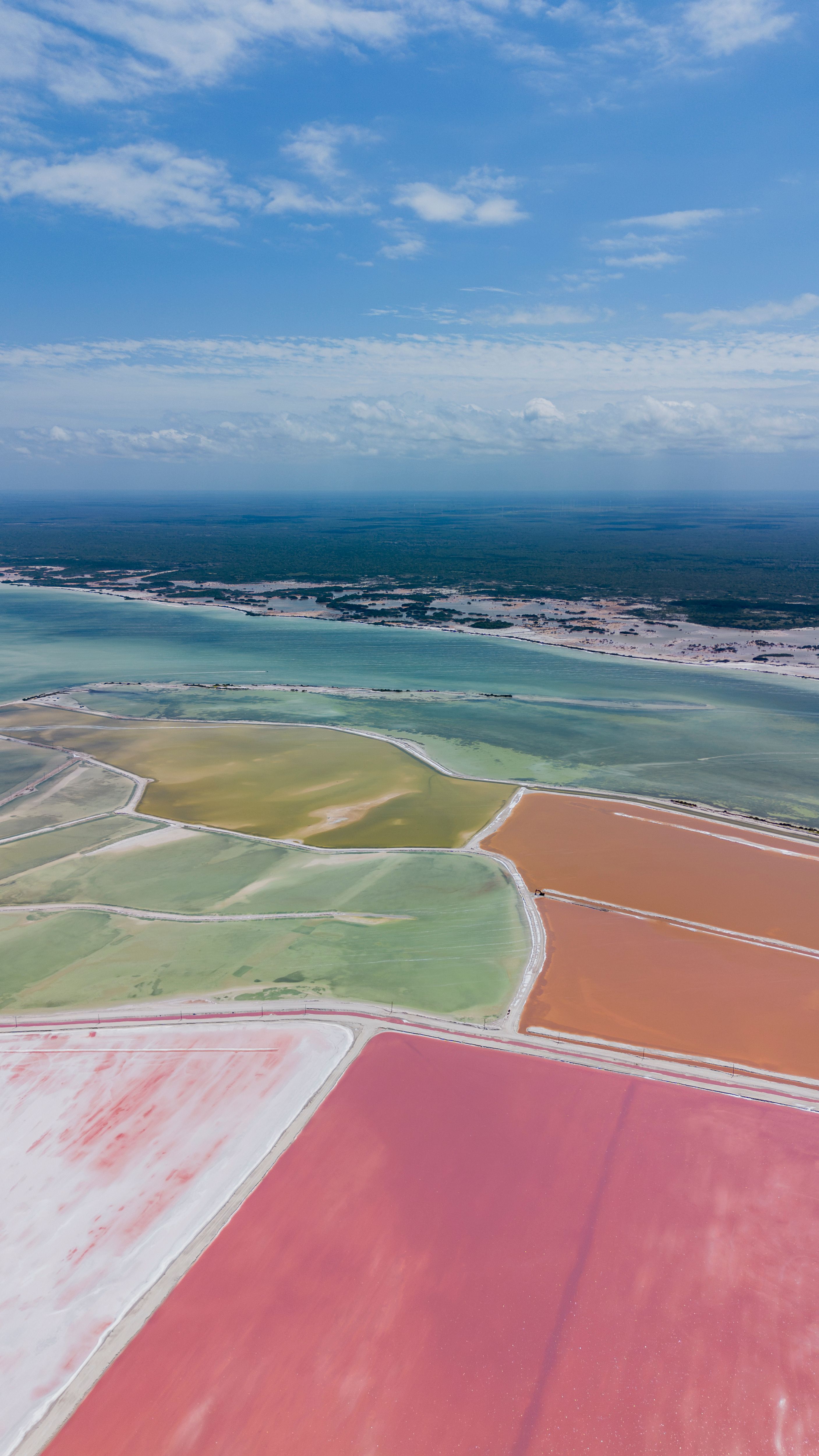 Vista Aérea De Estanques De Sal Coloridos En Las Coloradas · Foto de ...