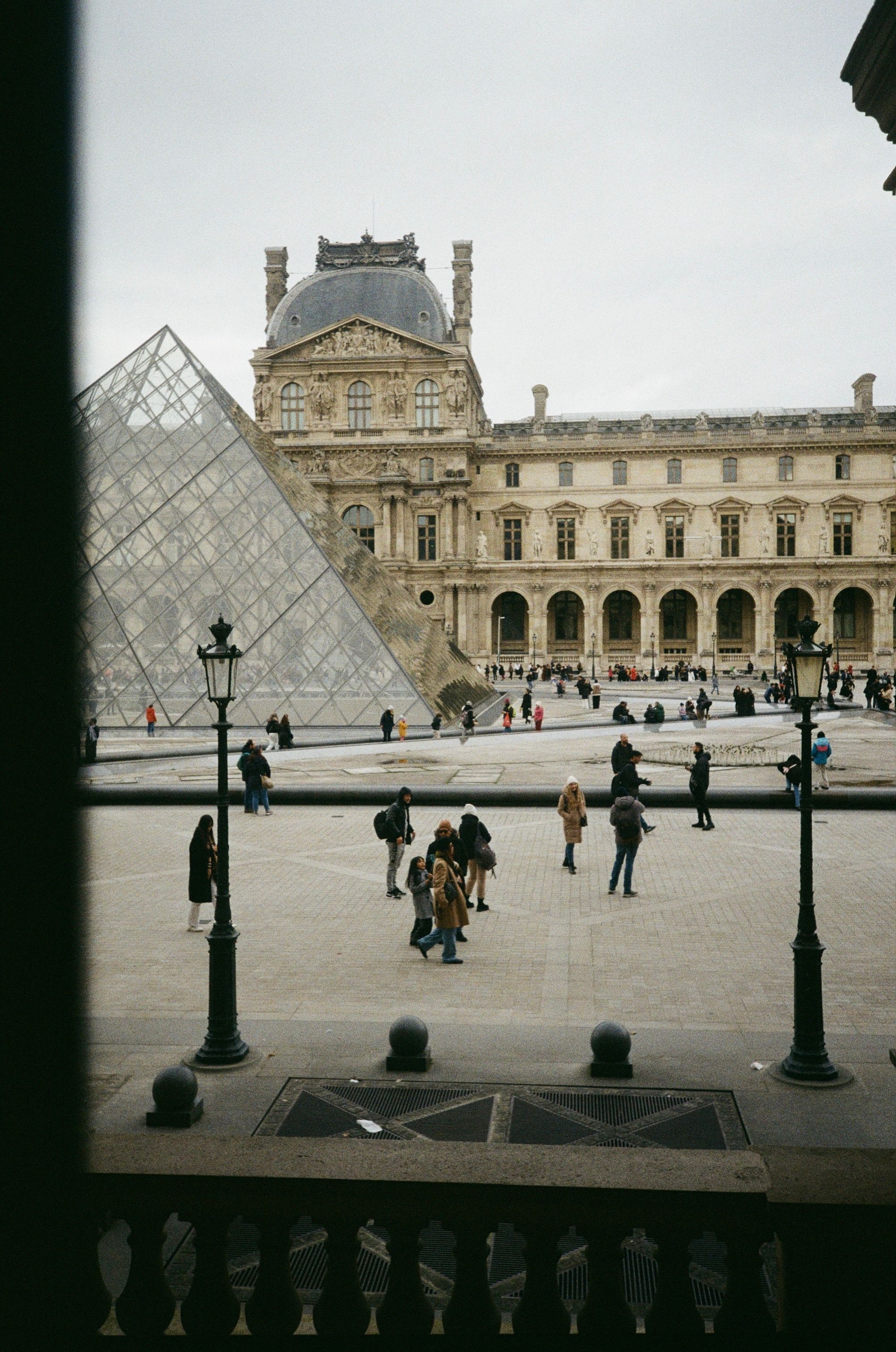 Halaman Dan Piramida Kaca Museum Louvre Di Paris · Foto Stok Gratis