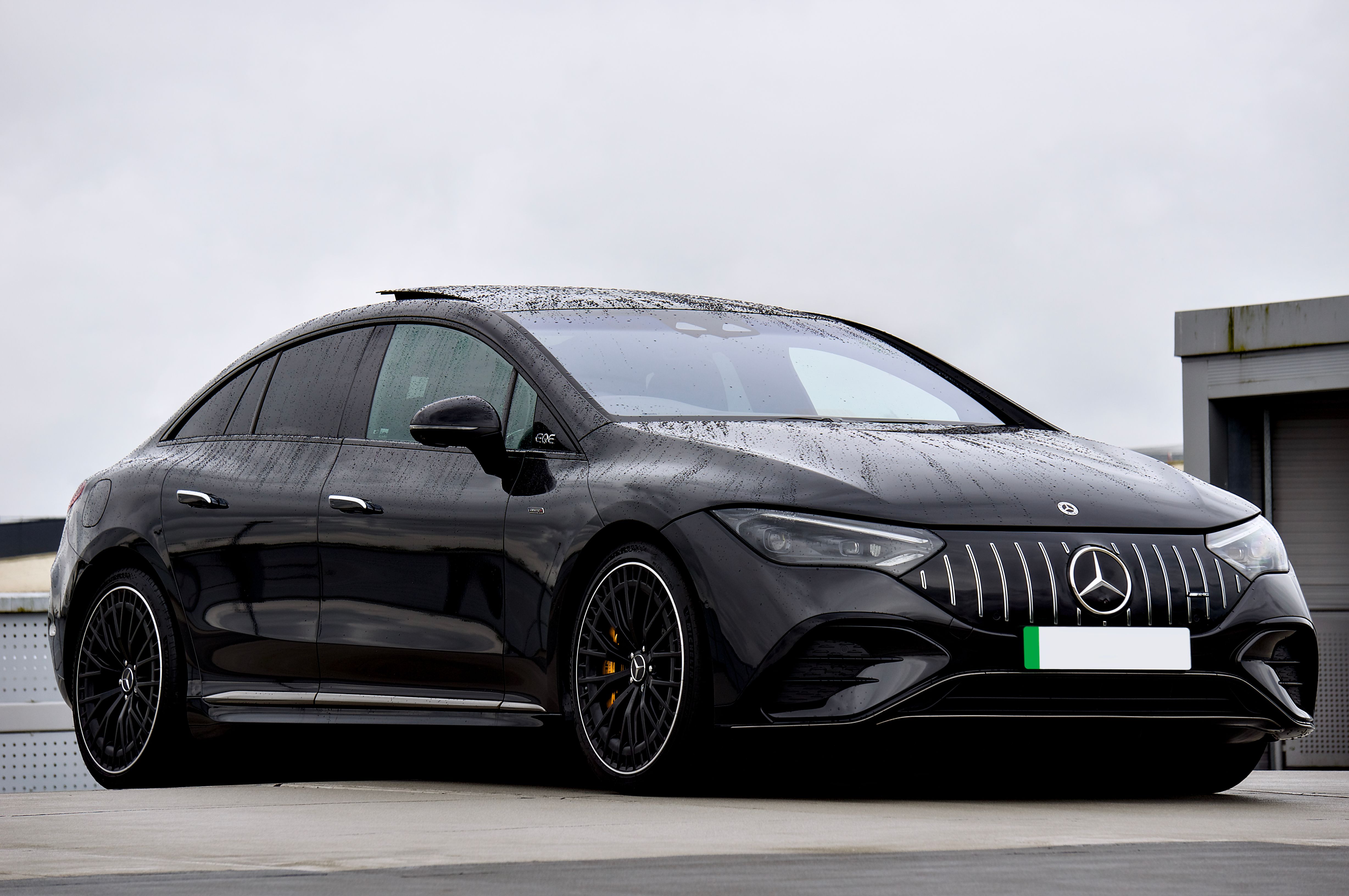 Carro Esportivo Mercedes Benz Eq Preto Elegante Ao Ar Livre · Foto ...