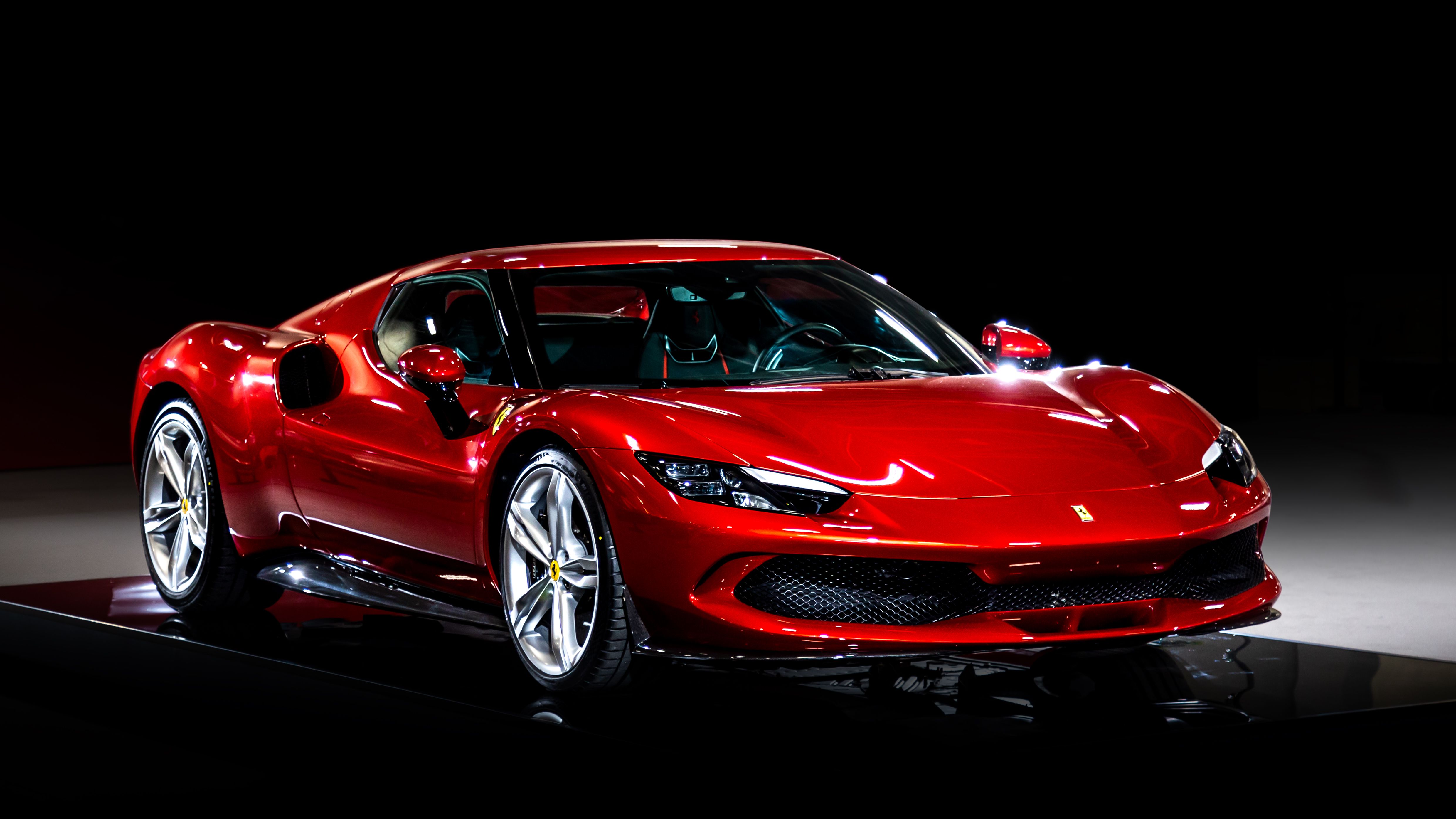 Carro Esportivo Ferrari Vermelho Brilhante No Showroom · Foto ...