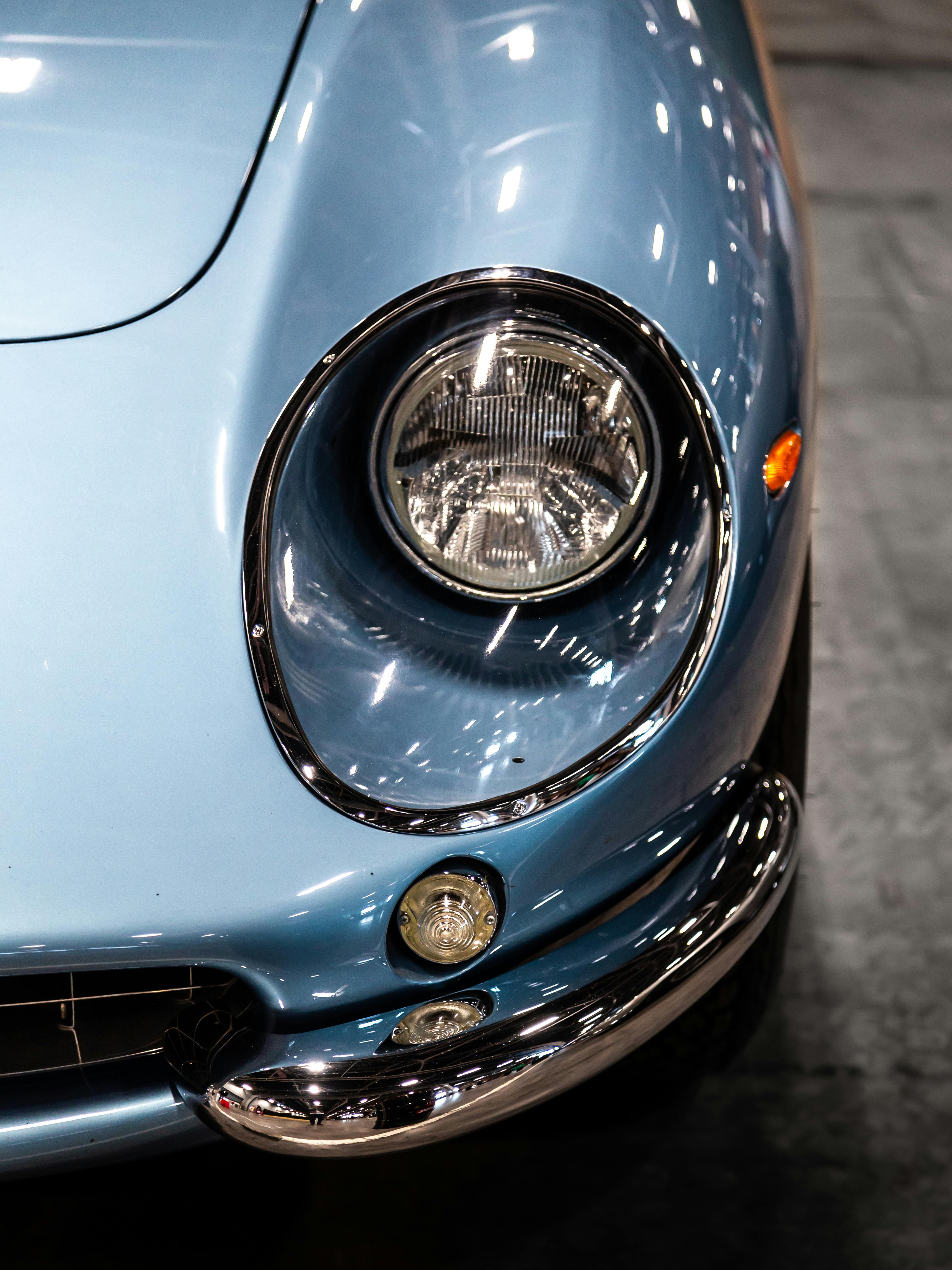 Close-up of Vintage Car Headlight Detailing · Free Stock Photo