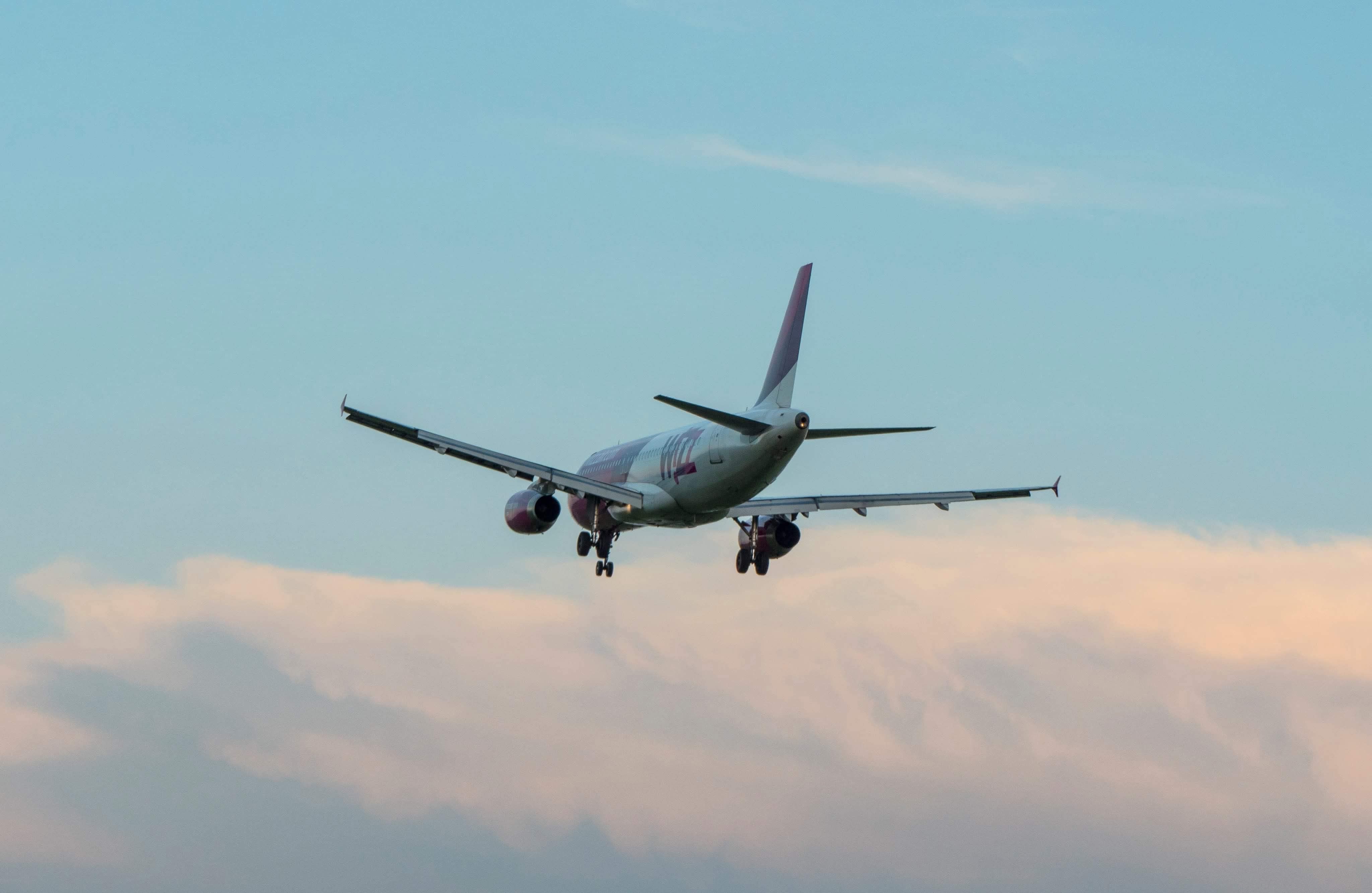 Avión Aterrizando Frente A Un Vibrante Cielo De Atardecer · Foto de ...