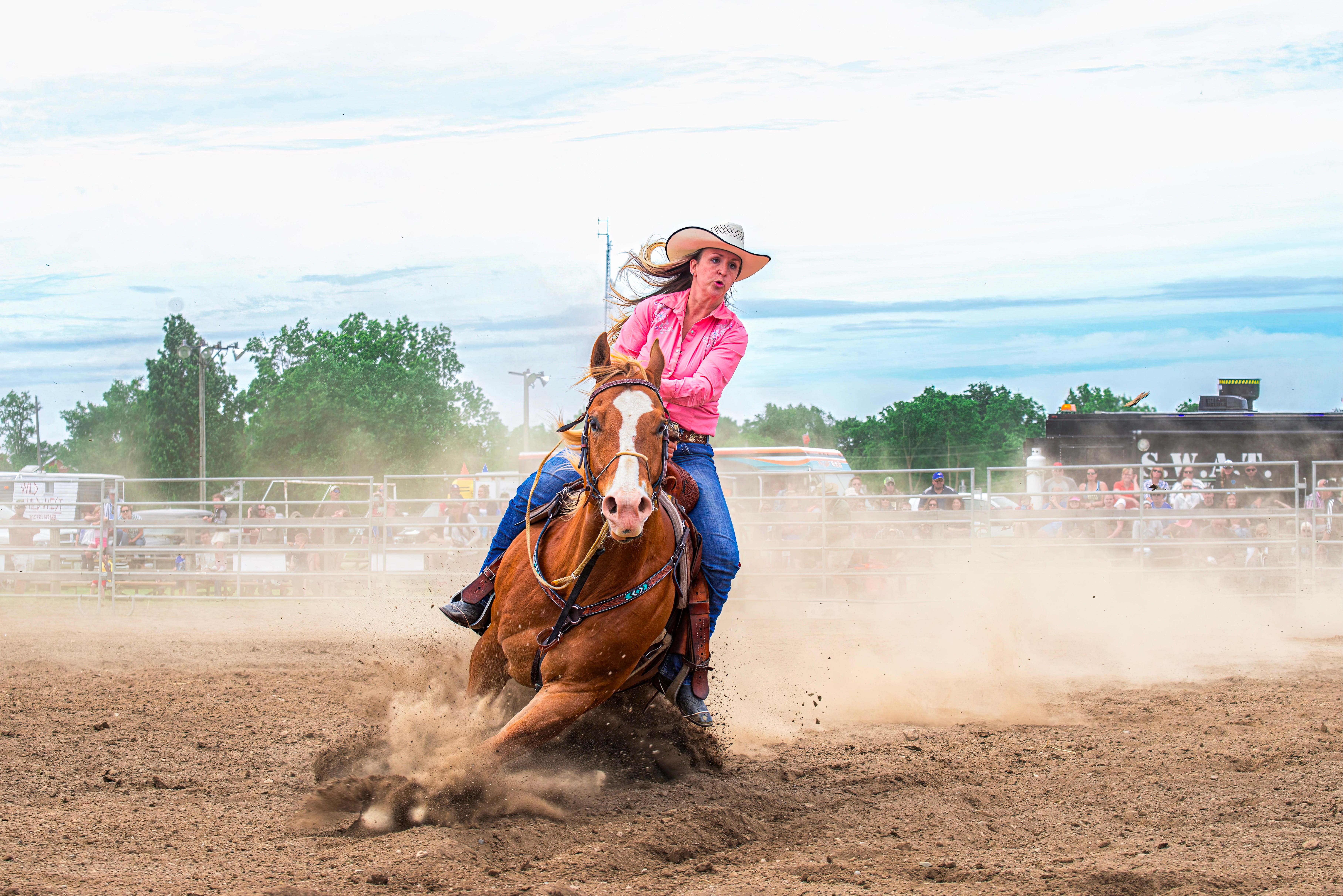 Dynamic Rodeo Cowgirl in Action at Outdoor Event · Free Stock Photo
