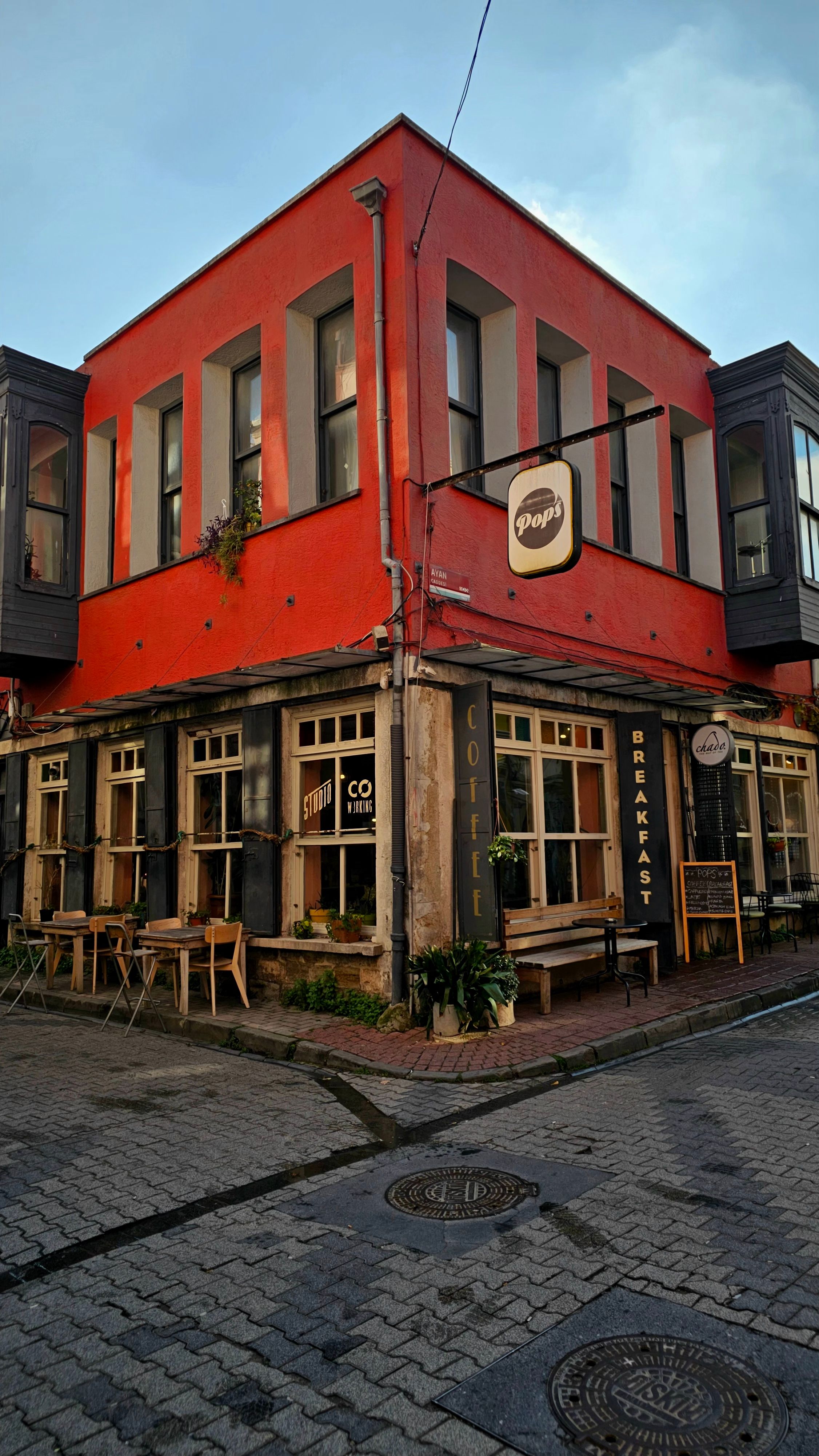 Encantador Edificio De Cafetería Red Corner En Un Entorno Urbano · Foto ...