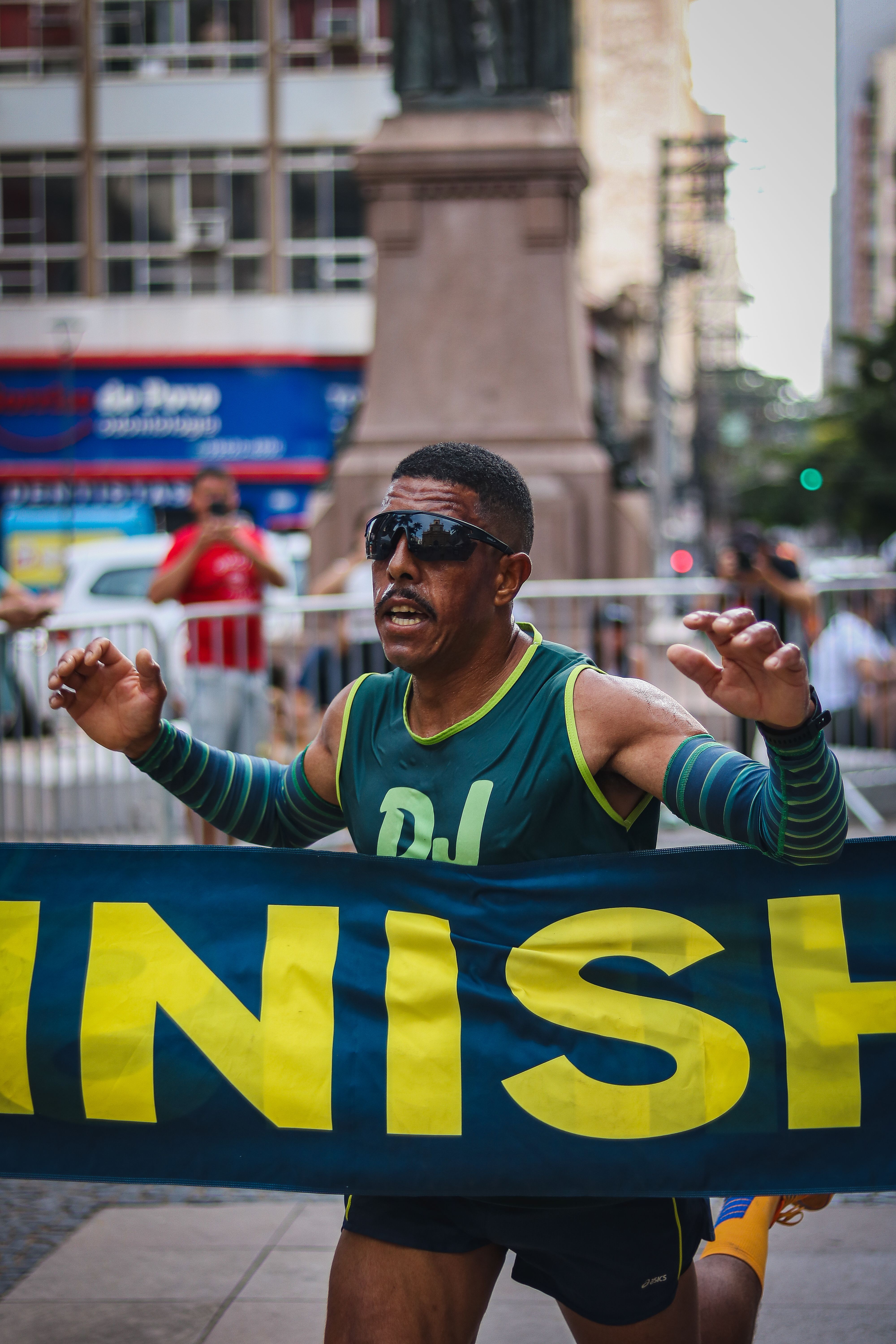 Atleta Cruza Linha De Chegada Na Maratona De Campinas · Foto ...