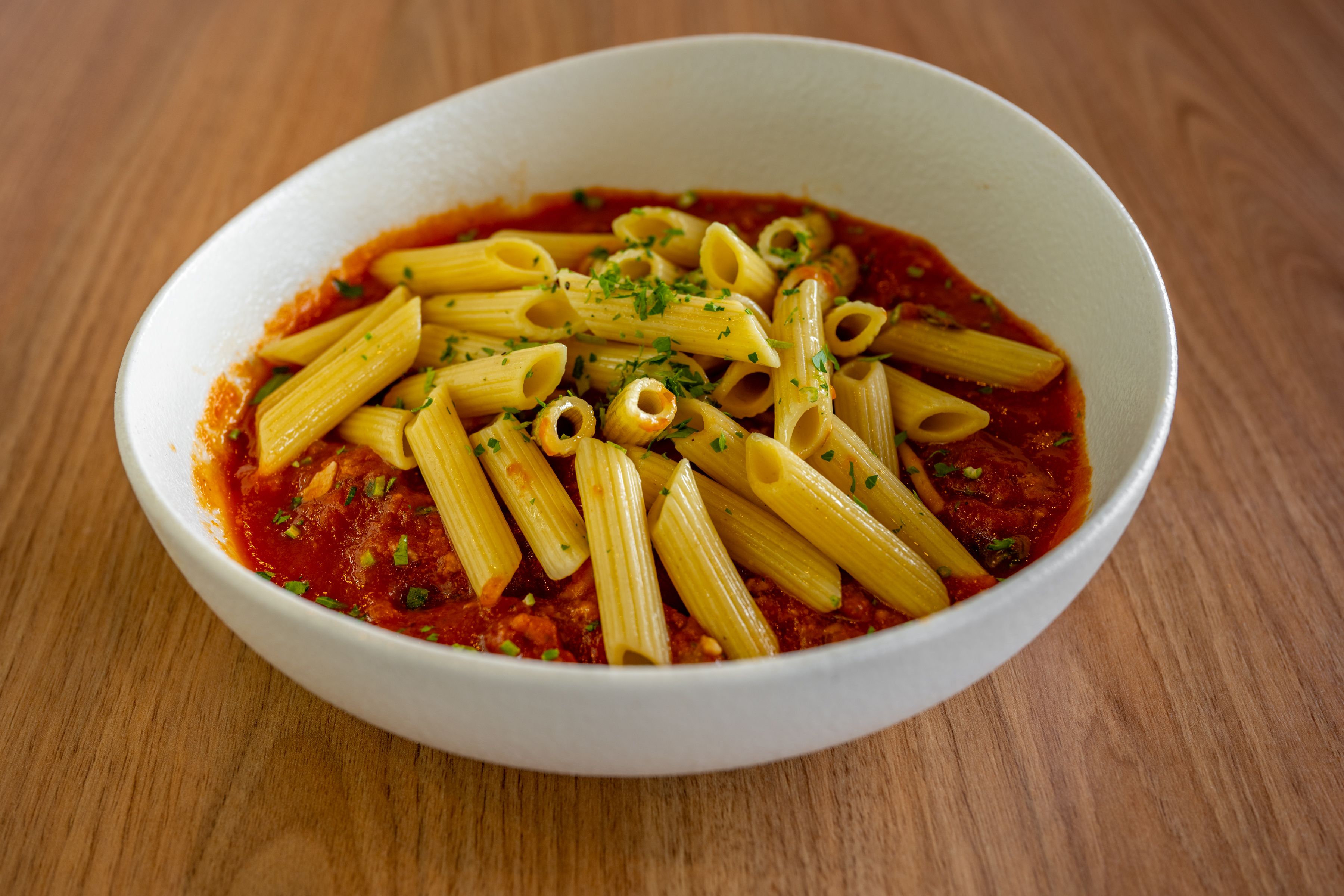 Deliciosa Massa Penne Em Molho De Tomate Rico · Foto profissional gratuita