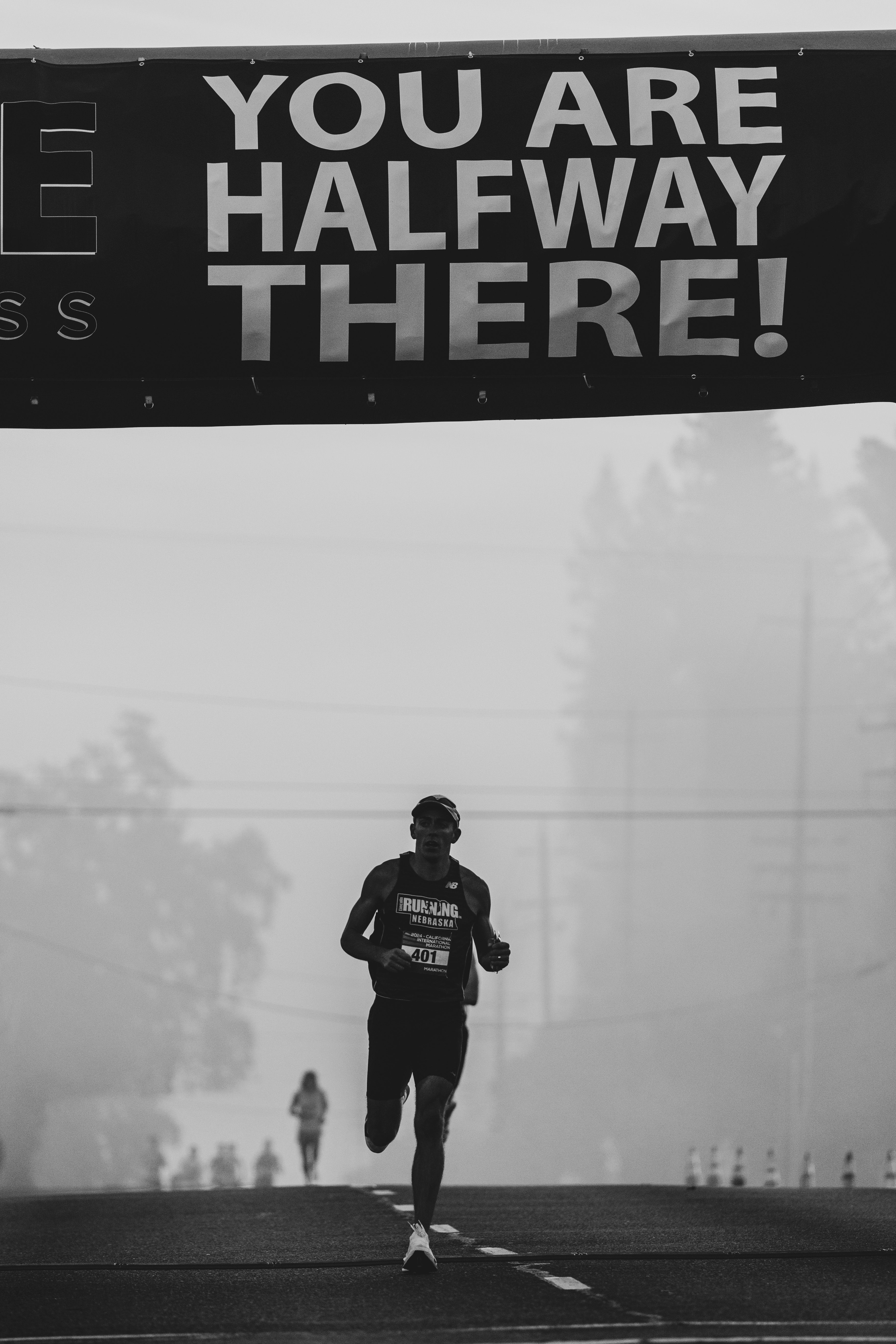 Motivational Marathon Runner in Black and White · Free Stock Photo