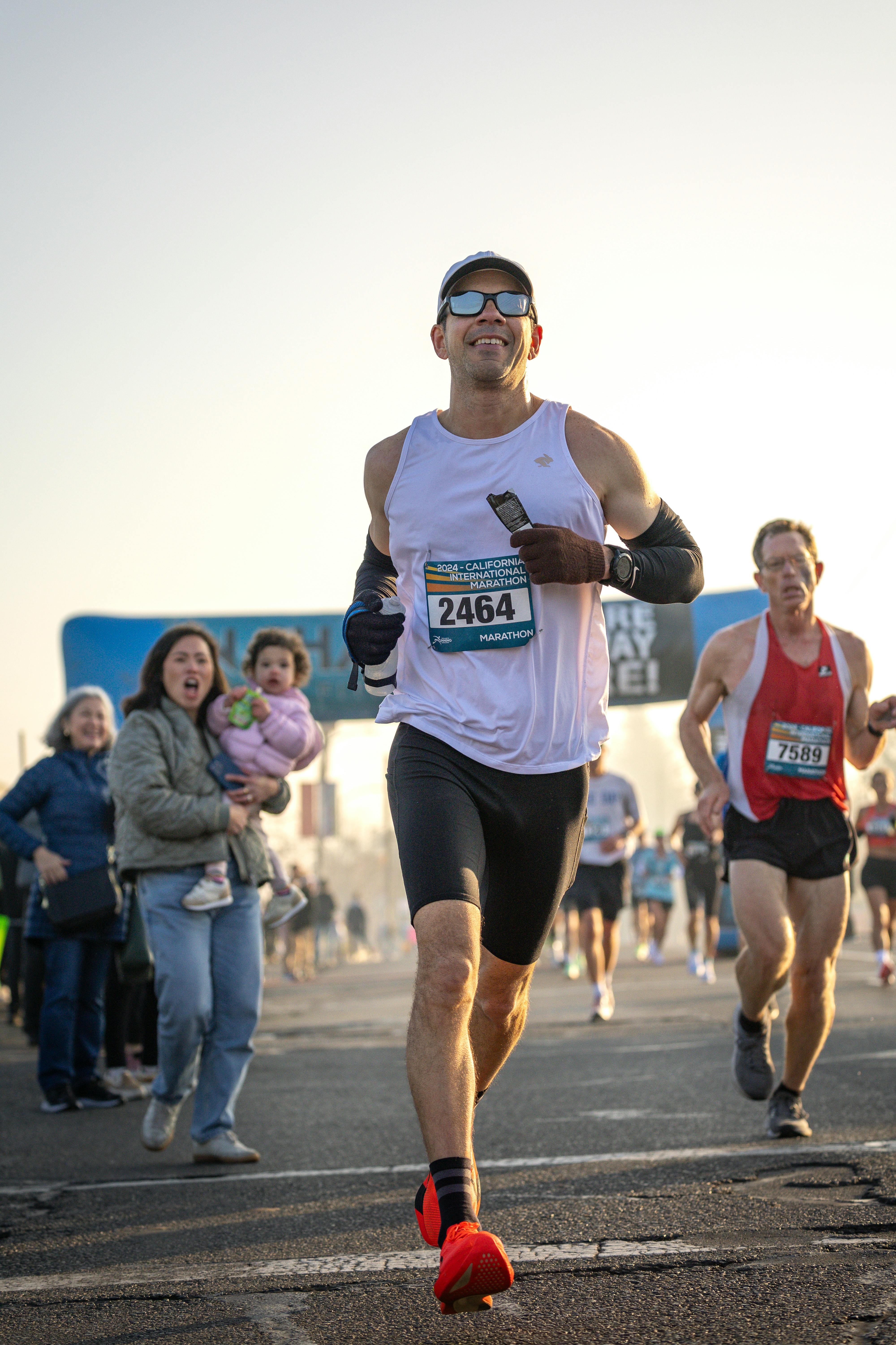 Corredor De Maratón En Acción En Una Carrera Matutina · Foto de stock ...