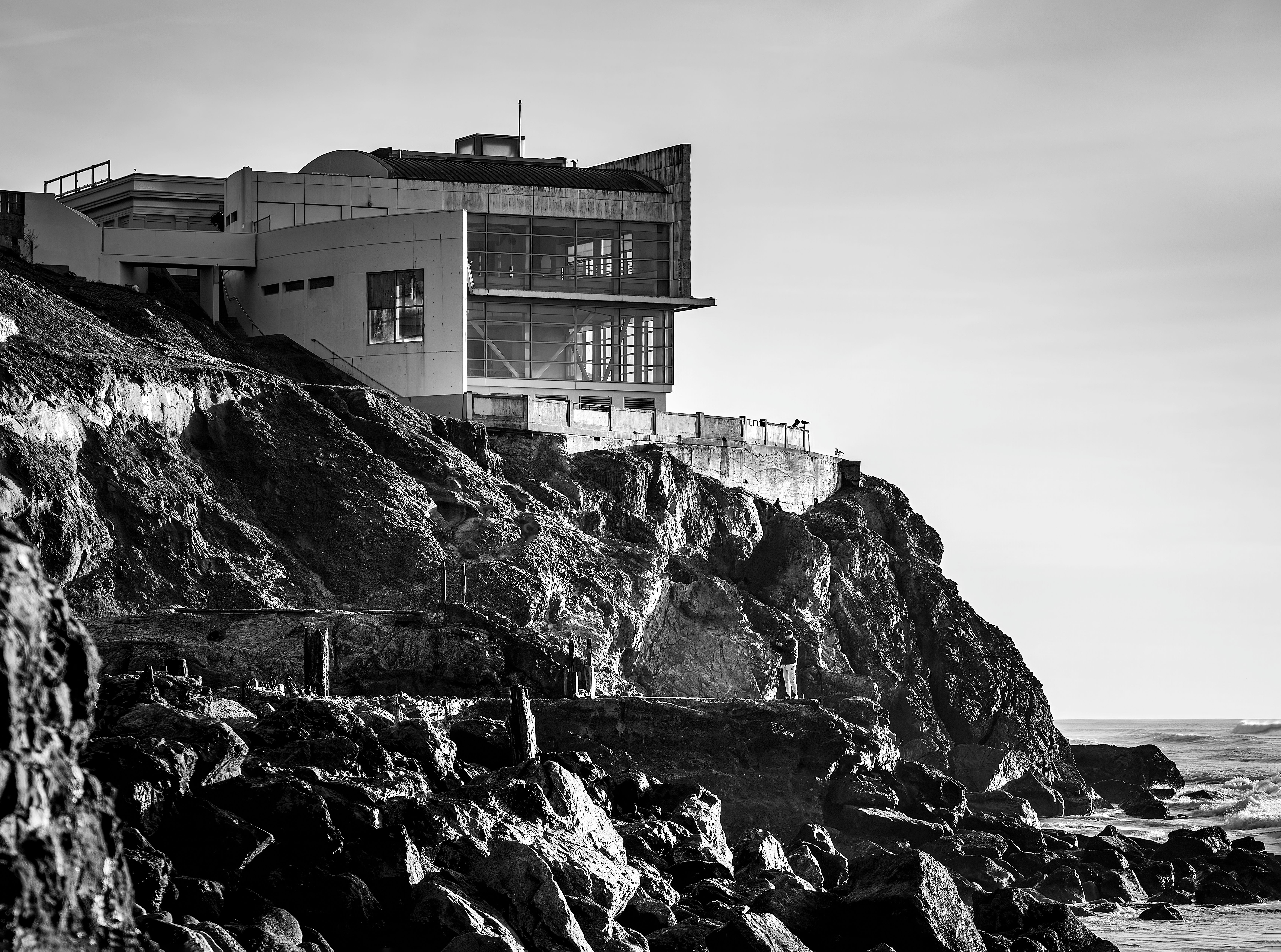Dramatic Clifftop Modern Architecture · Free Stock Photo