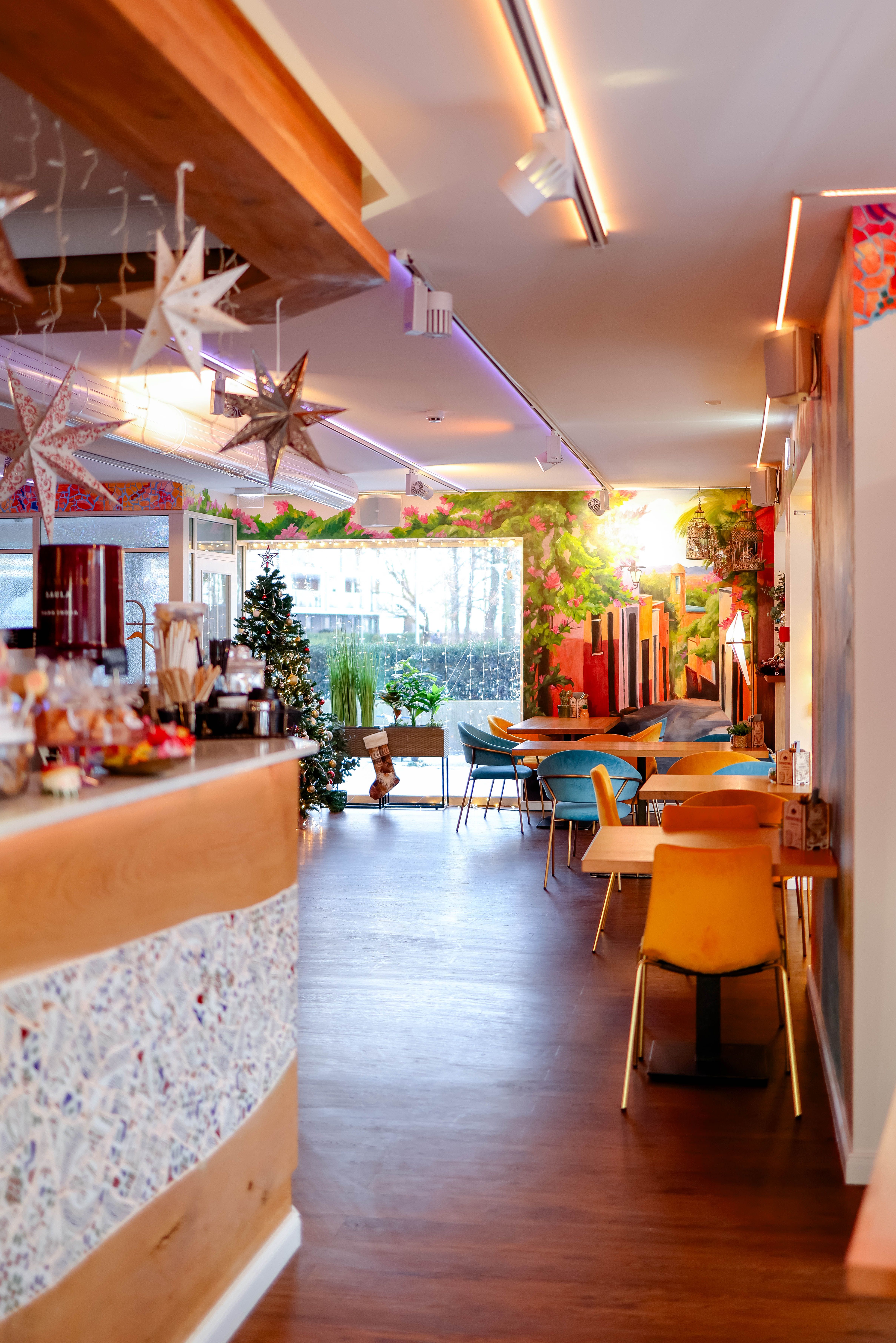 Cozy and Vibrant Cafe Interior Decorated for Holidays · Free Stock Photo
